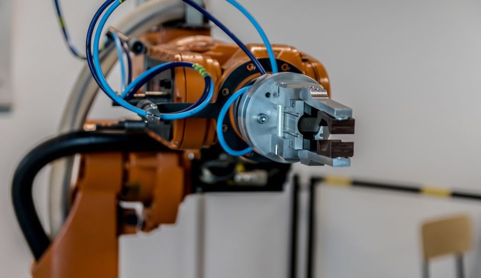 Cercetătorii au creat primul braţ robotic care poate fi controlat fără ...