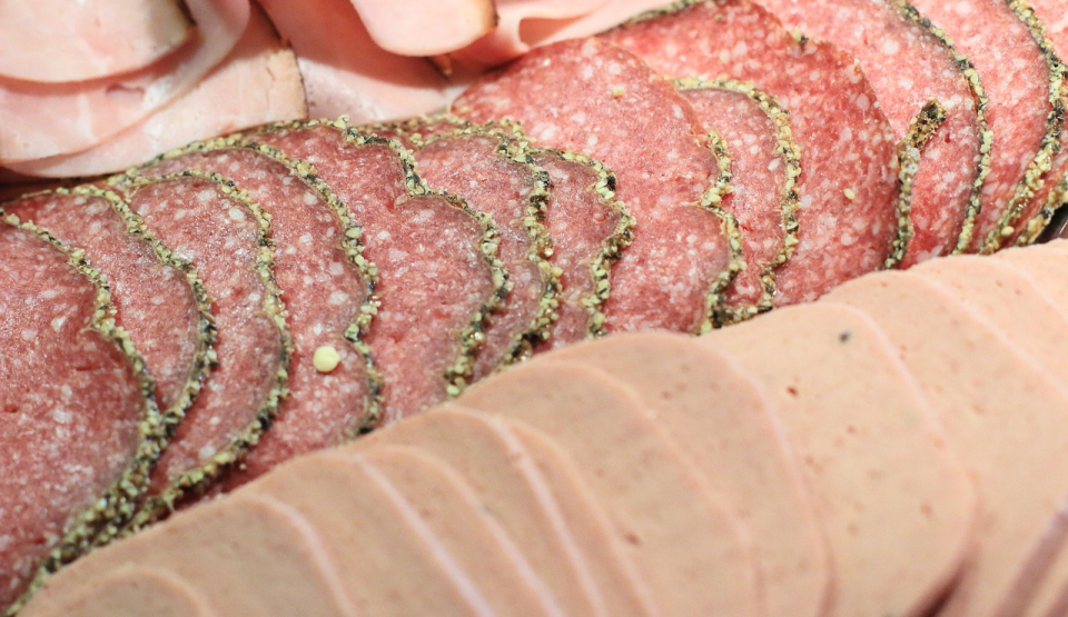 Ce boli riscă cei care consumă des mezeluri, potrivit unui nutriţionist ...