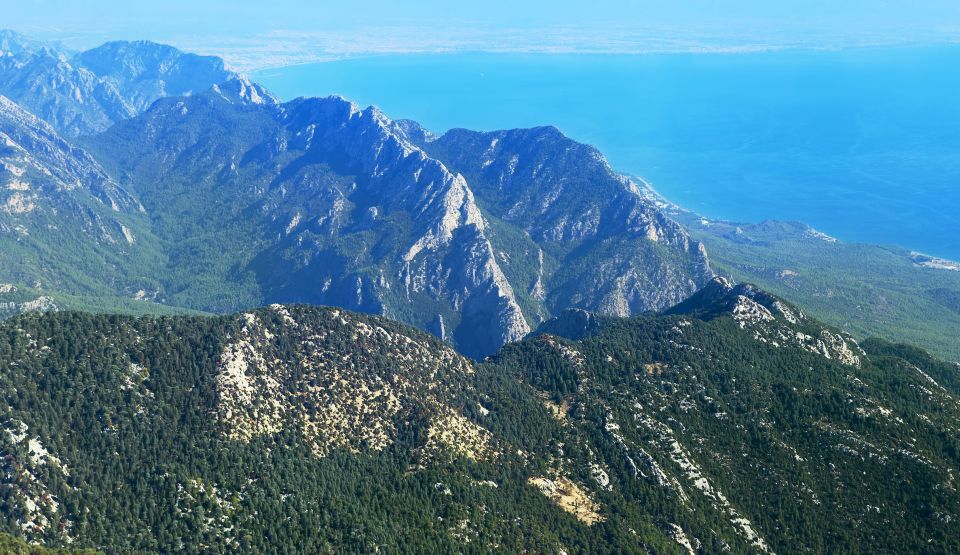 Continentul ascuns de sub Europa. ''Mulţi turişti îşi petrec vacanţele ...