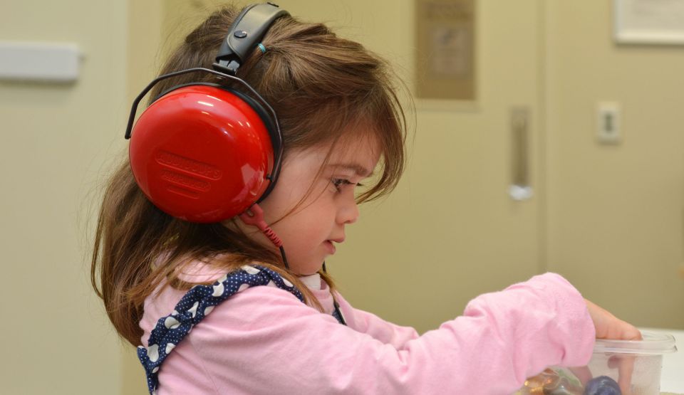 Peste 2 milioane de români au probleme cu auzul. Care sunt cauzele ...