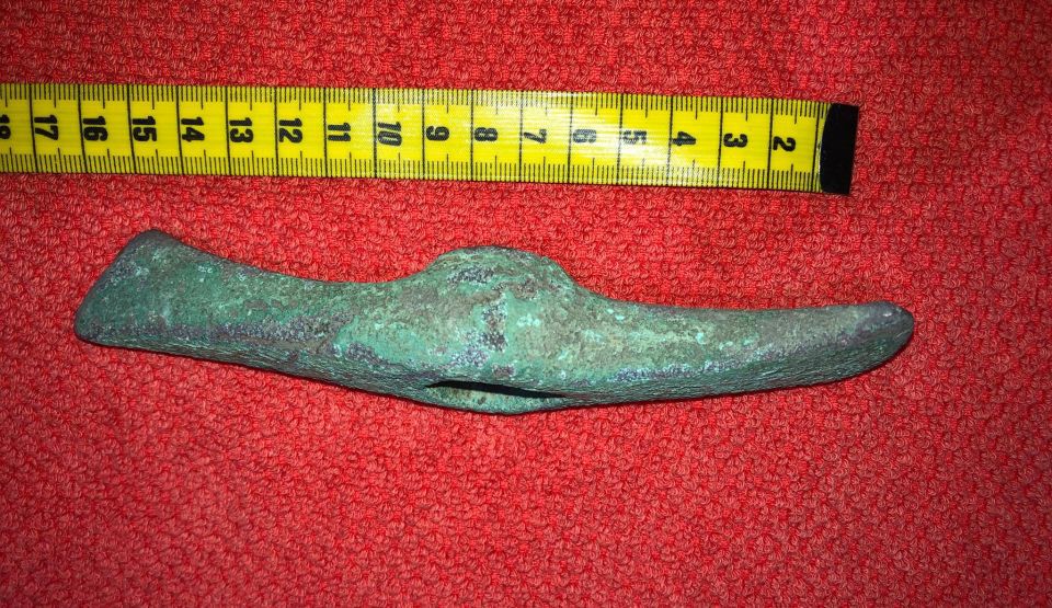 Un topor şi alte obiecte vechi de circa 6.000 de ani, din celebra ...