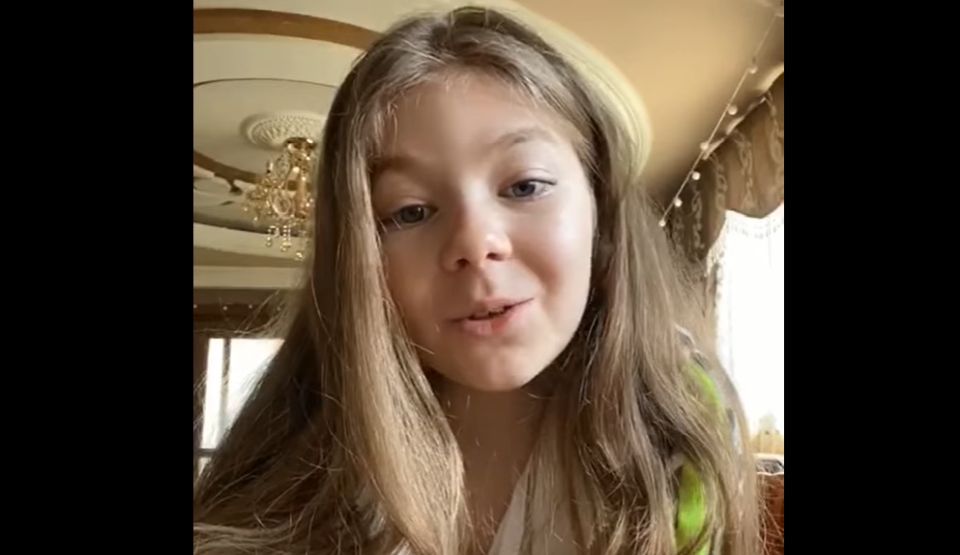 O româncă de 10 ani dă o lecţie de optimism în vremea coronavirusului ...
