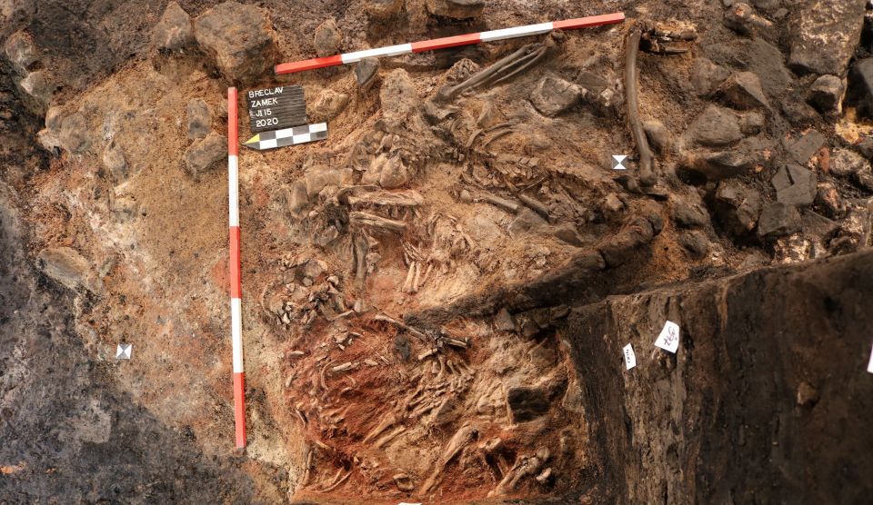 Trei schelete descoperite în fundaţia unui castel din Cehia