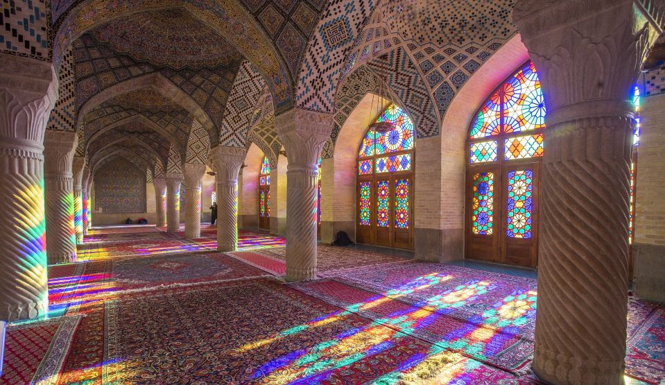 Moscheea Roz din Iran, locul magic care trebuie vizitat măcar o dată-n ...