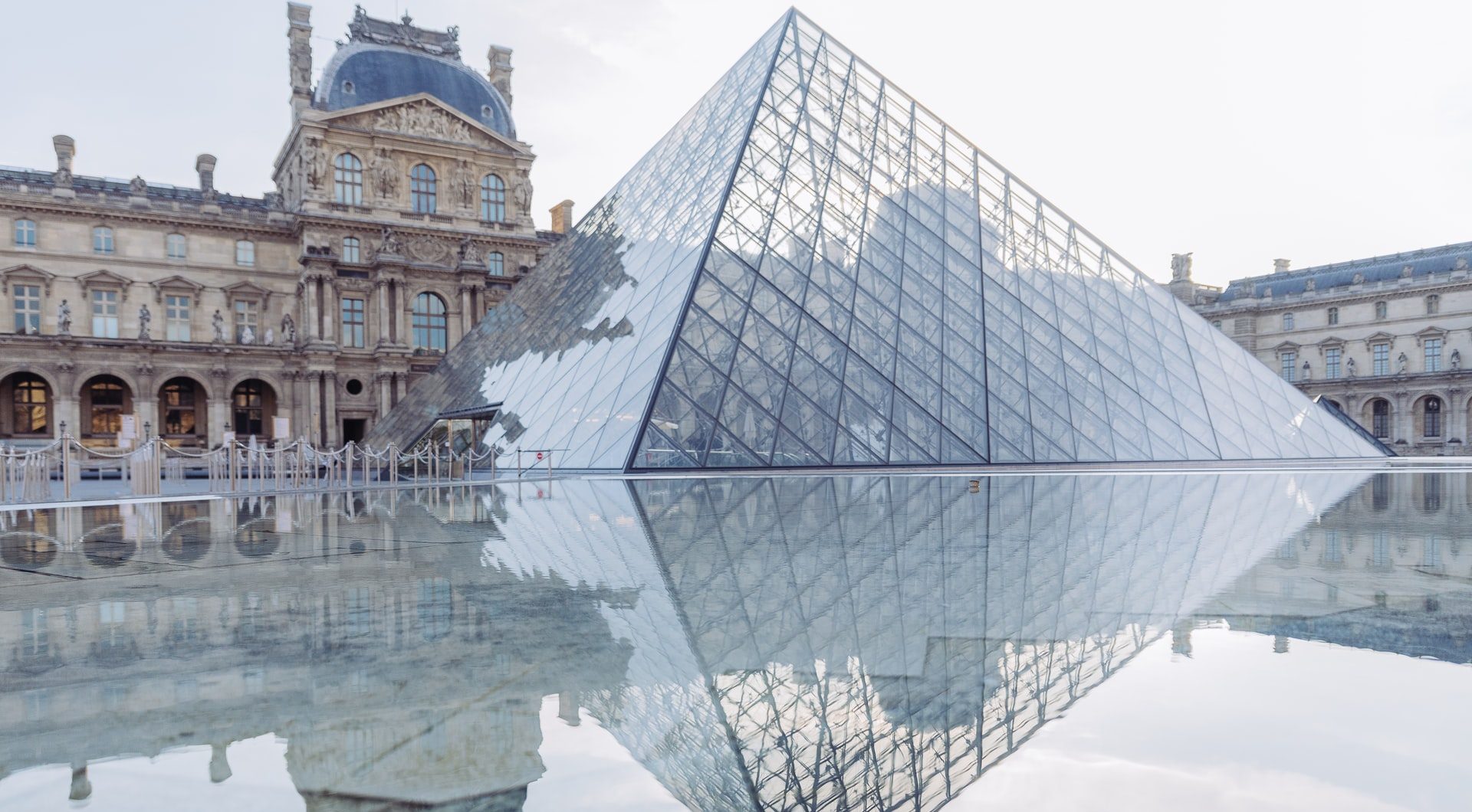 Muzeul Luvru s-a redeschis. Ce condiție trebuie să îndeplinești pentru ...