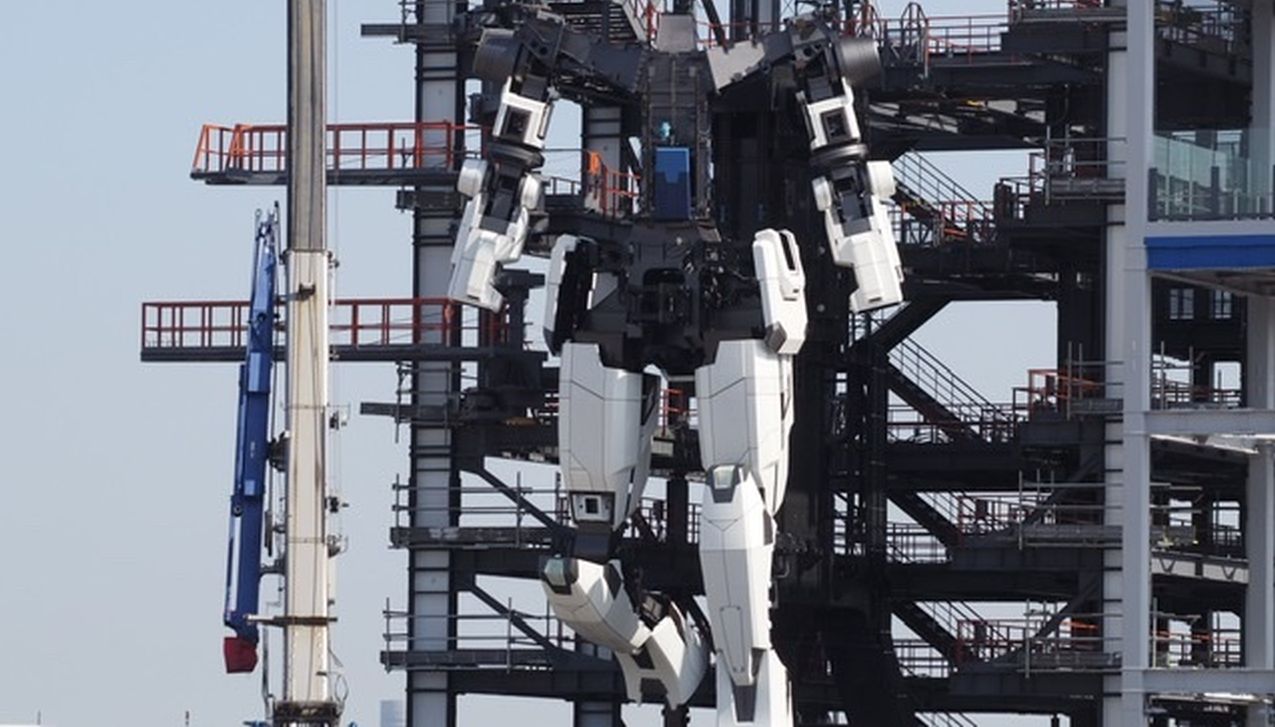 Momentul în care un robot de 18 metri face primii pași