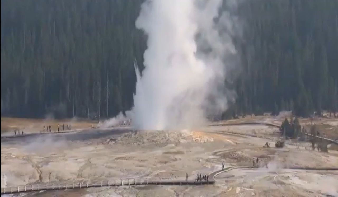 Un gheizer uriaș din parcul Yellowstone a erupt pentru prima dată în 6 ...