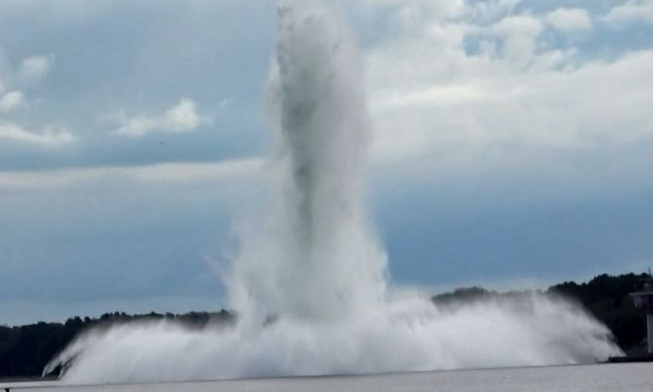 O bombă seismică din Al Doilea Război Mondial a explodat în timp ce era ...