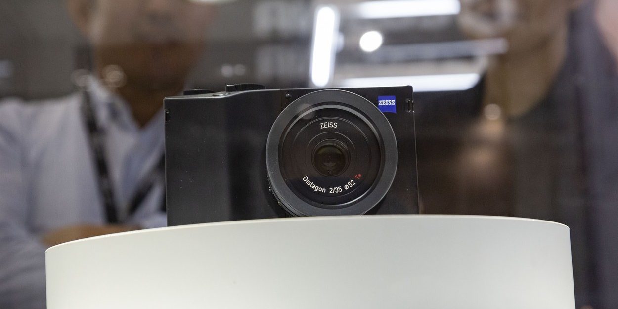 Zeiss ZX1 este disponibilă pentru precomenzi. Ce oferă camera ...