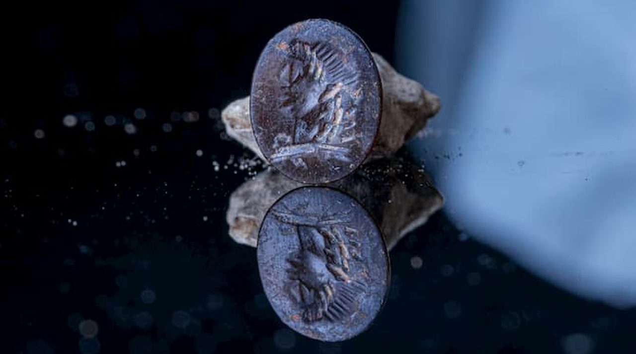 Sigiliu vechi de 2.000 de ani, cu imaginea zeului Apollo, descoperit în ...