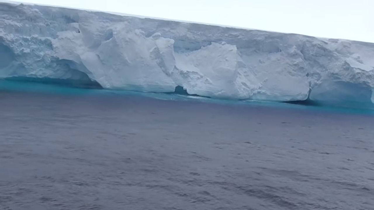 Cel mai mare aisberg din lume se dezintegrează