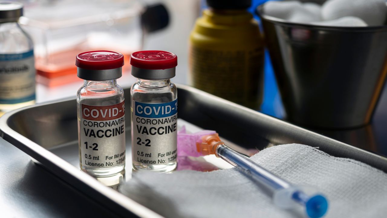 Câți dintre românii vaccinați cu ambele doze s-au infectat cu SARS-CoV-2