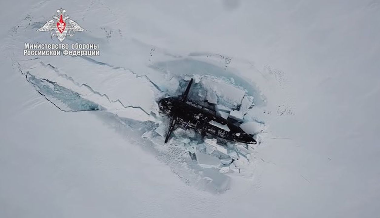 Submarine rusești au spart gheața din Arctica și au ieșit la suprafață ...