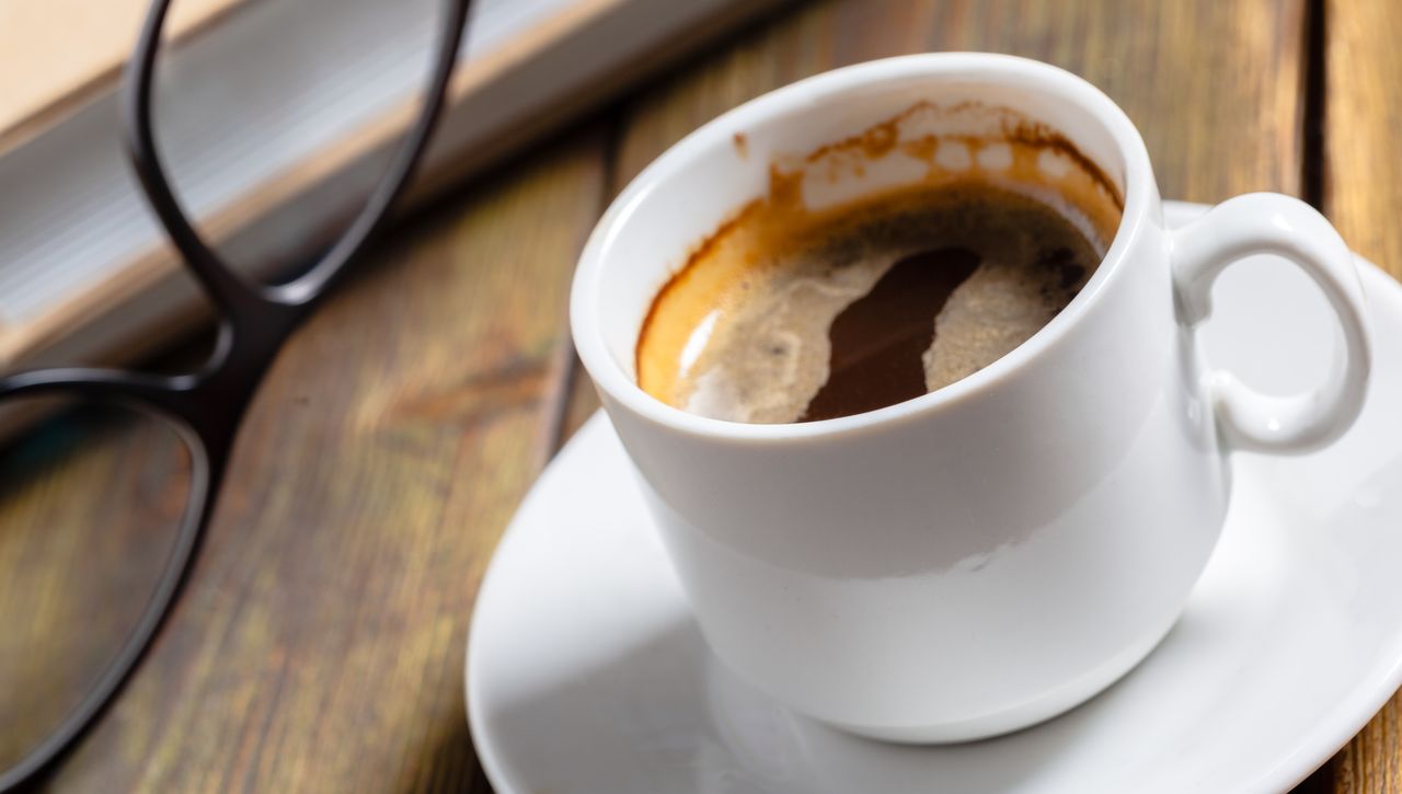 Un studiu răstoarnă ce se știa despre cofeină. Te trezește, dar nu ...