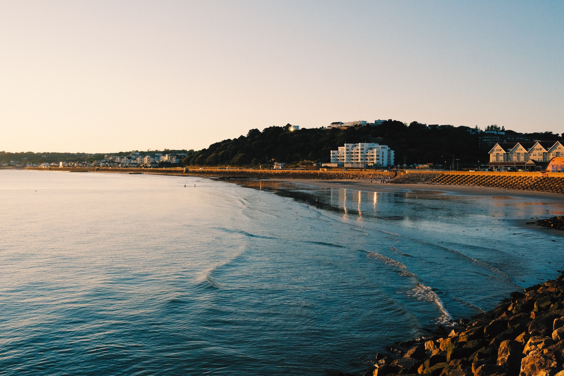 Franţa ameninţă că va opri electricitatea pe o insulă afiliată Marii ...