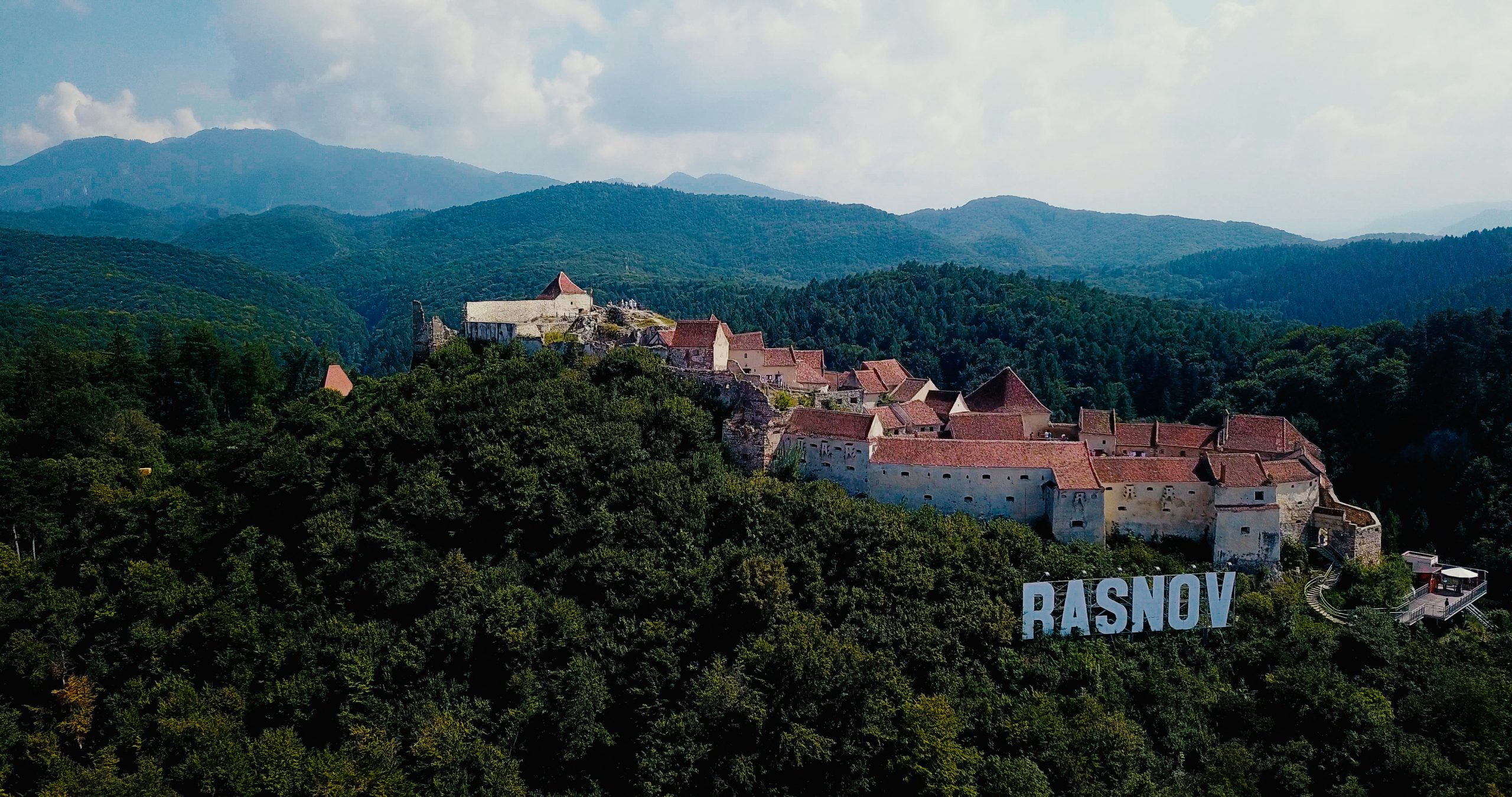 Cetatea Râșnov, una dintre cele mai spectaculoase cetăți ale României