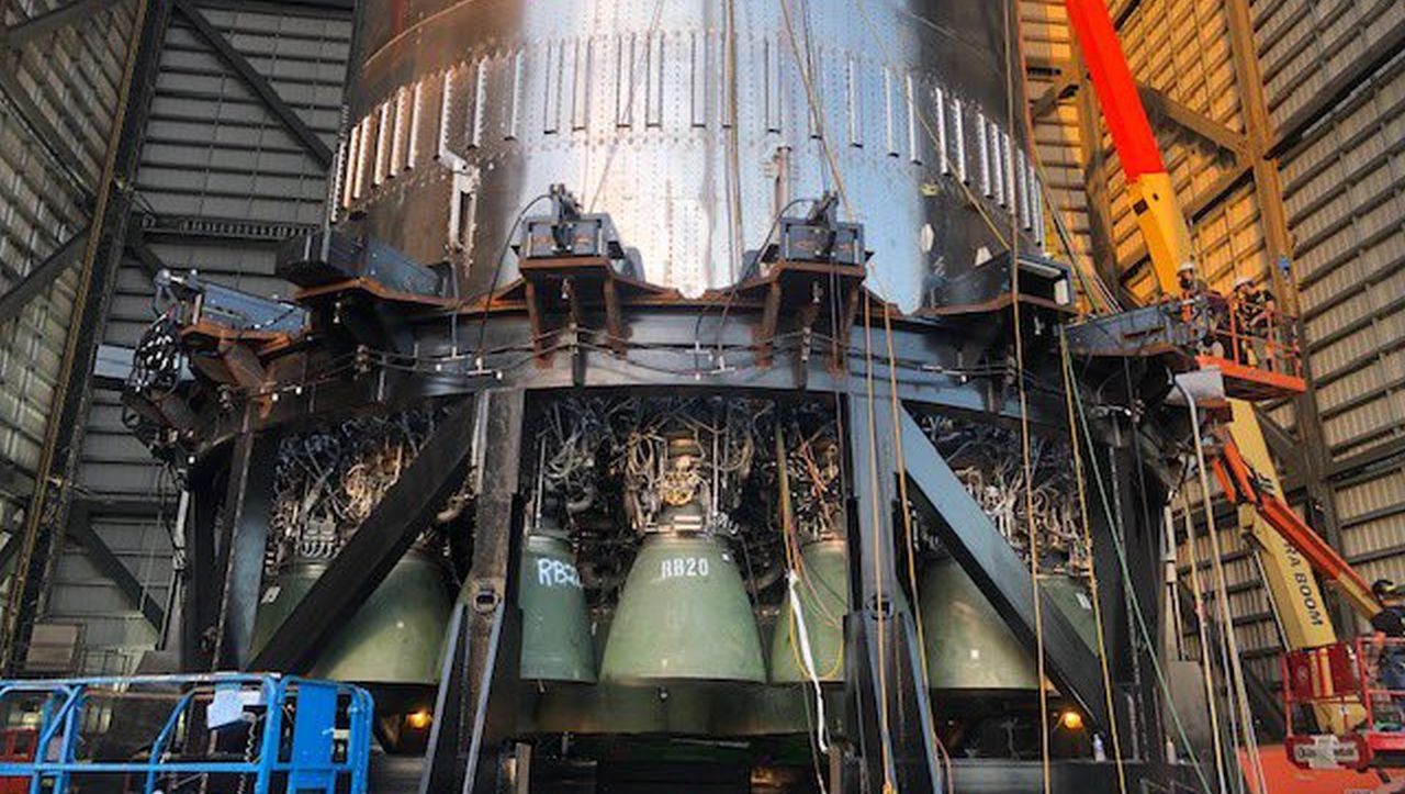 Elon Musk a publicat în premieră fotografii cu racheta Super Heavy și ...