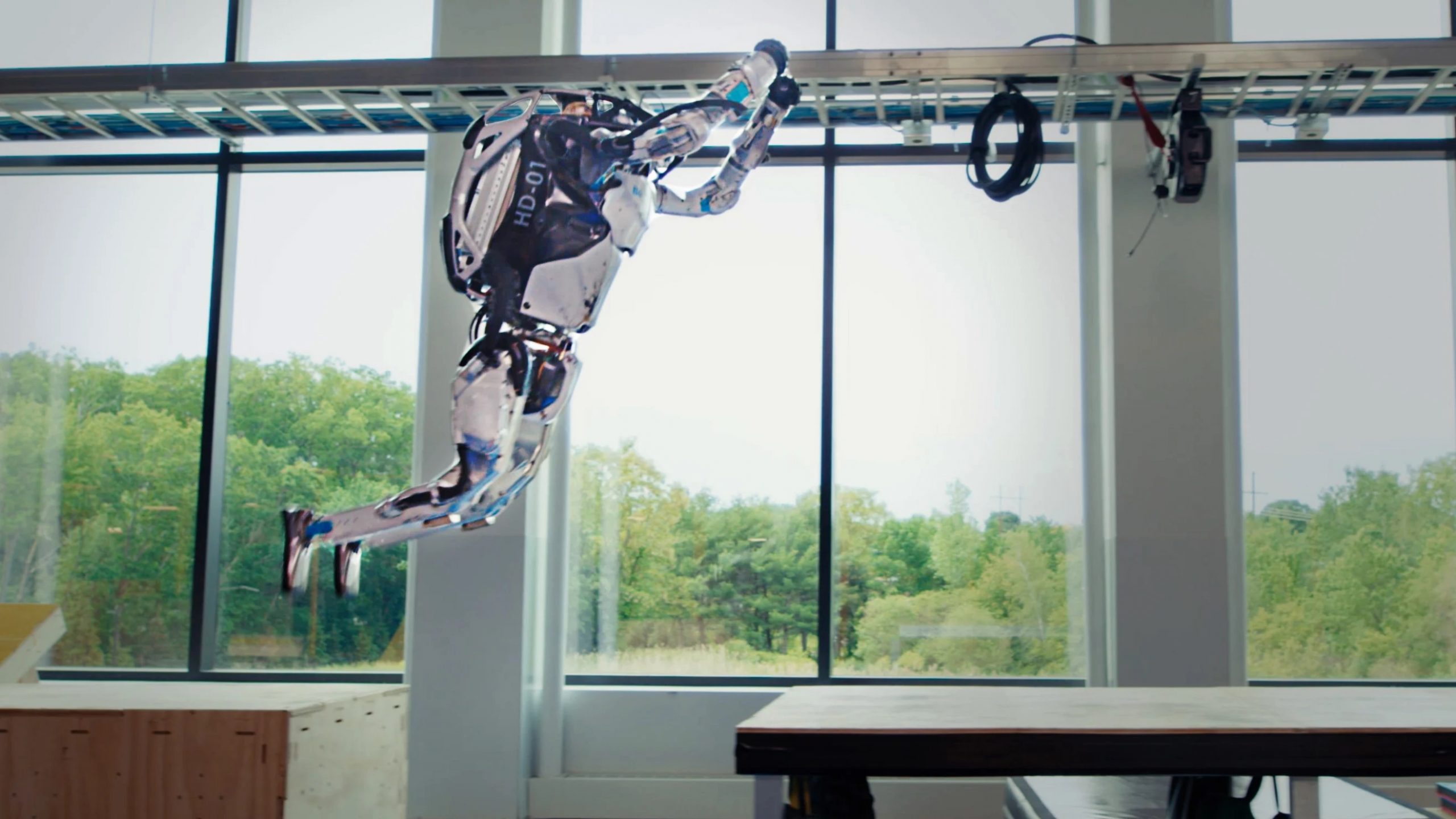Robotul Atlas de la Boston Dynamics face parkour. Imagini uimitoare cu ...