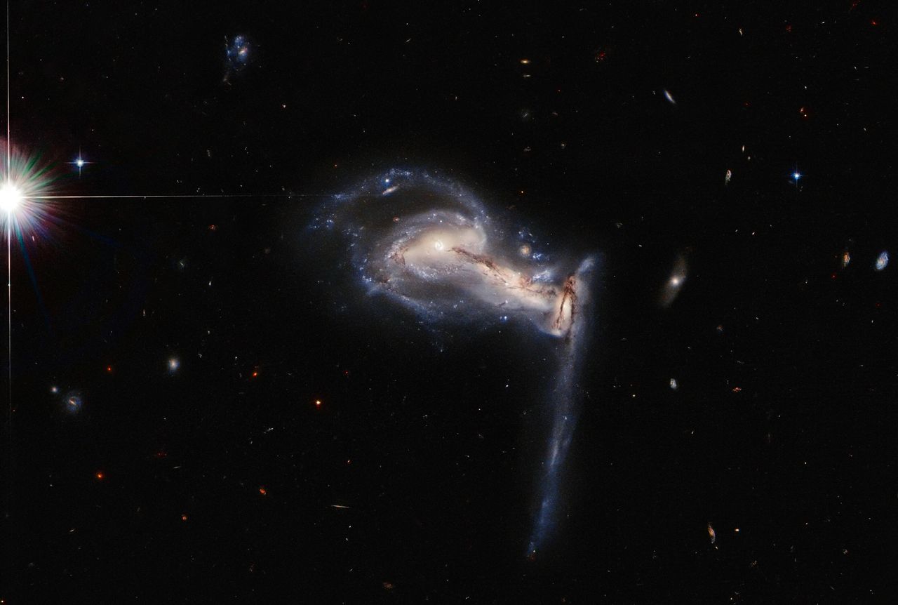 O imagine spectaculoasă cu trei galaxii îndepărtate, surprinsă de Hubble