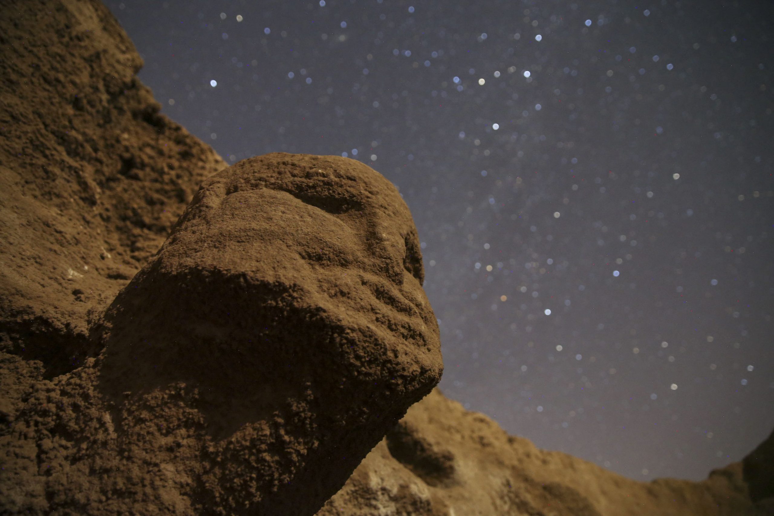 Fețe umane și stâlpi cu forme falice, descoperite la un sit arheologic ...