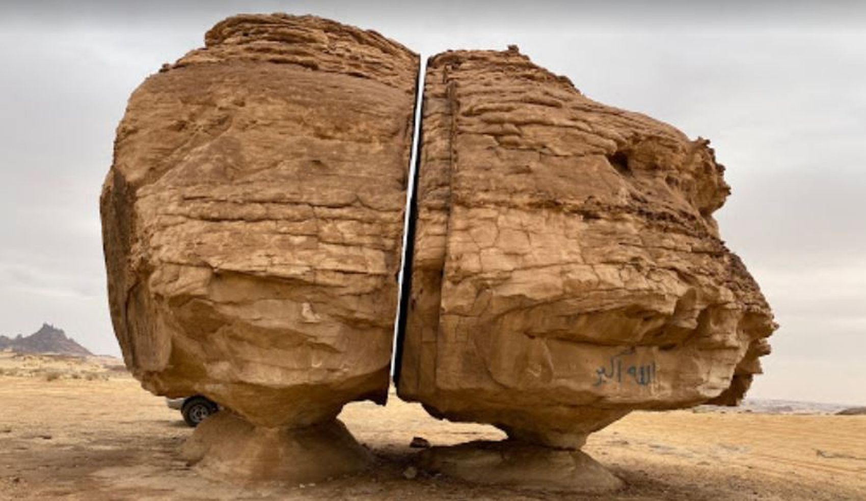 Misterul stâncii Al Naslaa, o uriașă rocă crăpată perfect în două, a ...
