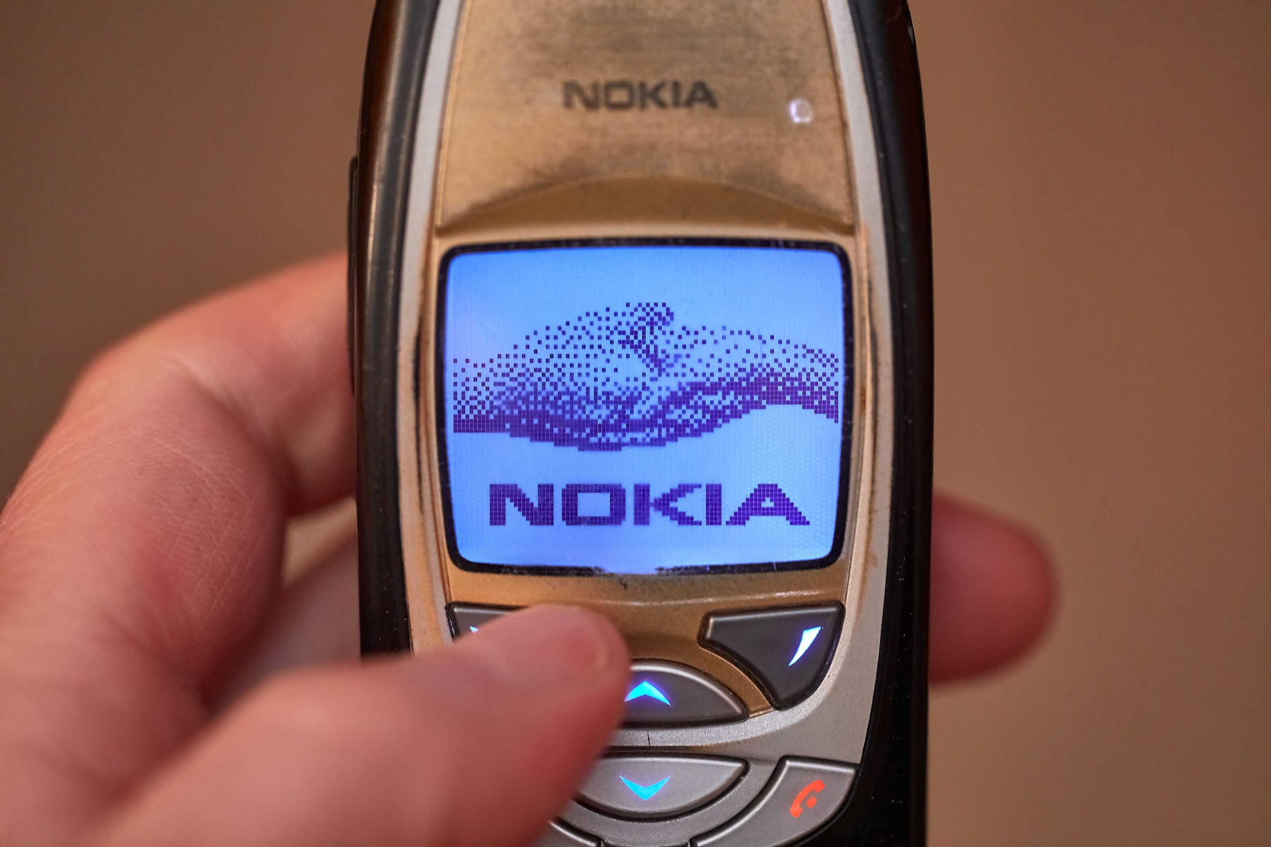 Nokia a lansat din nou „cărămida” 6310, la aniversarea celor 20 de ani