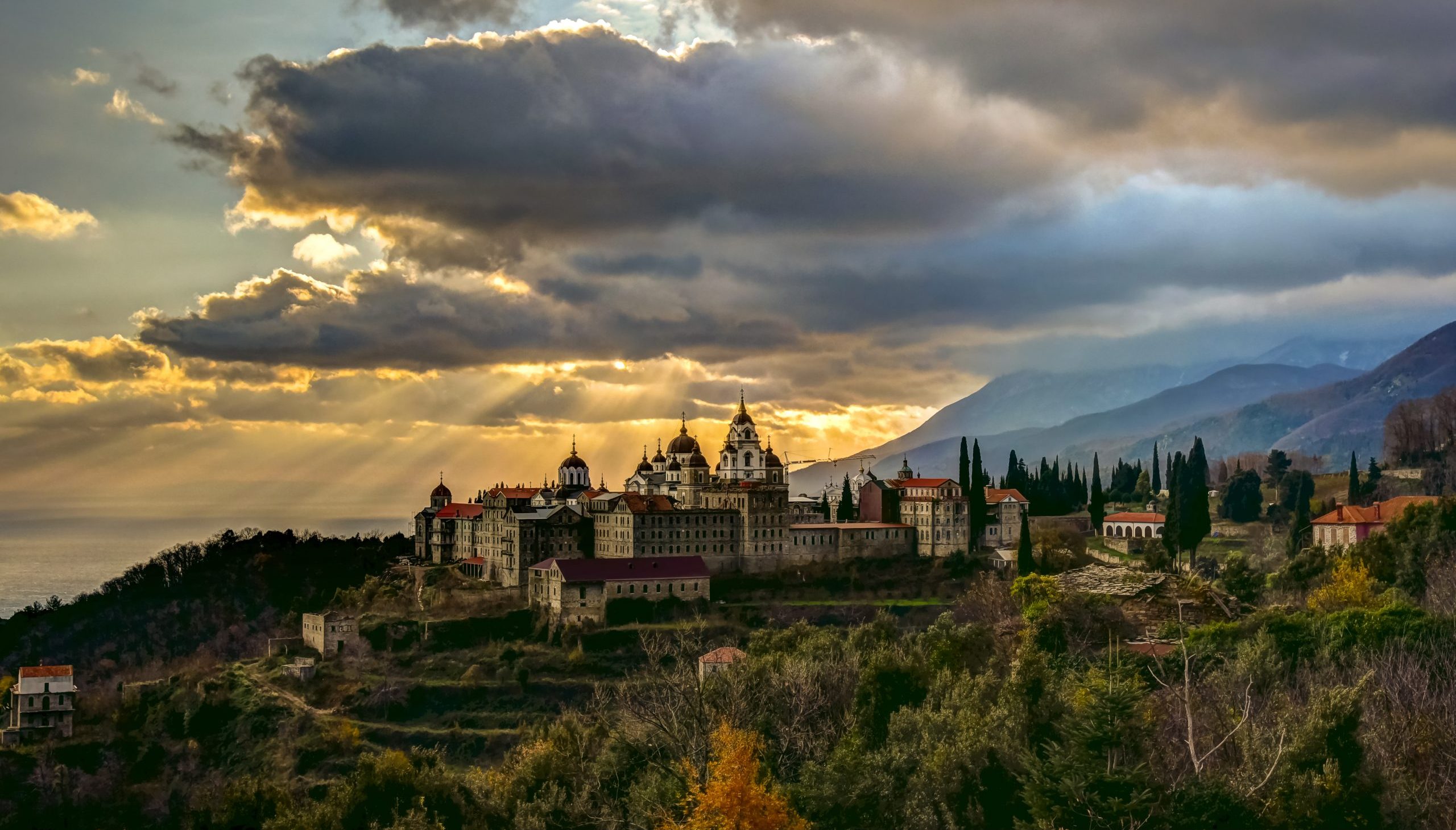 Muntele Athos, numit și Muntele Sfânt, o republică autonomă de călugări