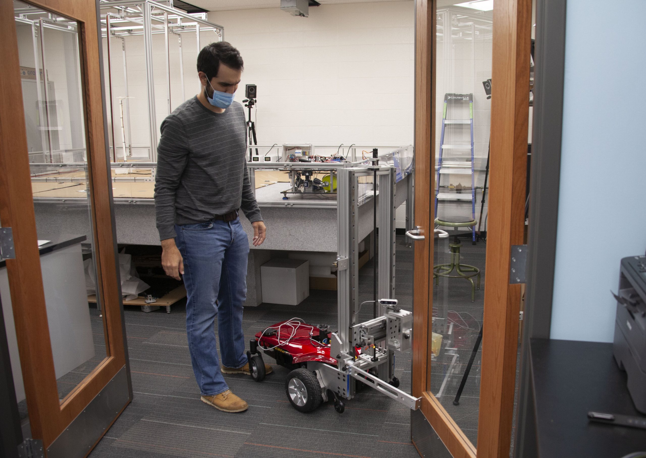 Inginerii proiectează un robot autonom care poate deschide ușile și ...