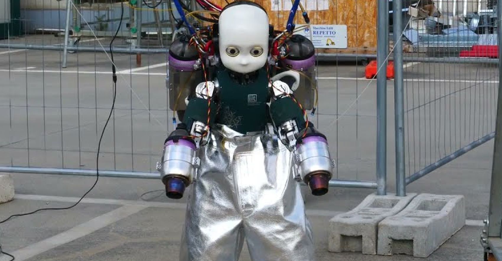 Cercetătorii italieni au construit un robot dotat cu jetpack și o față ...