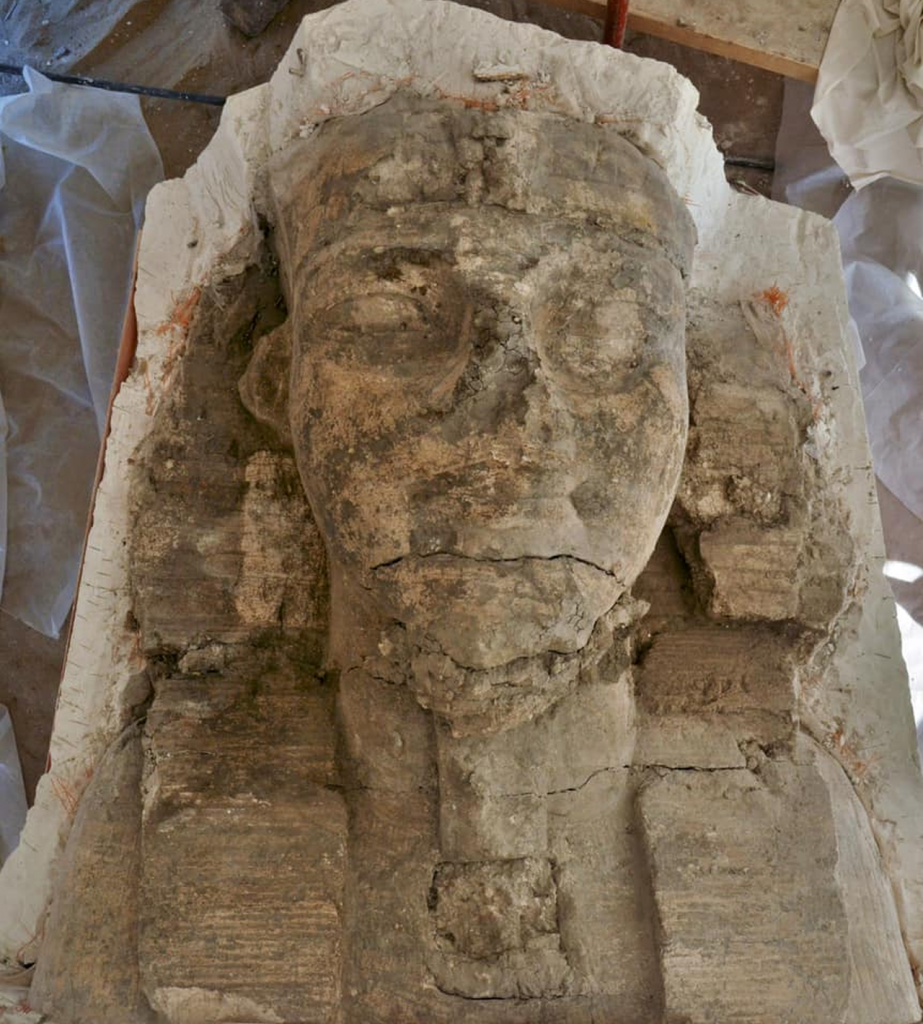 Statui colosale, asemănătoare unor sfincși, descoperite într-un templu ...
