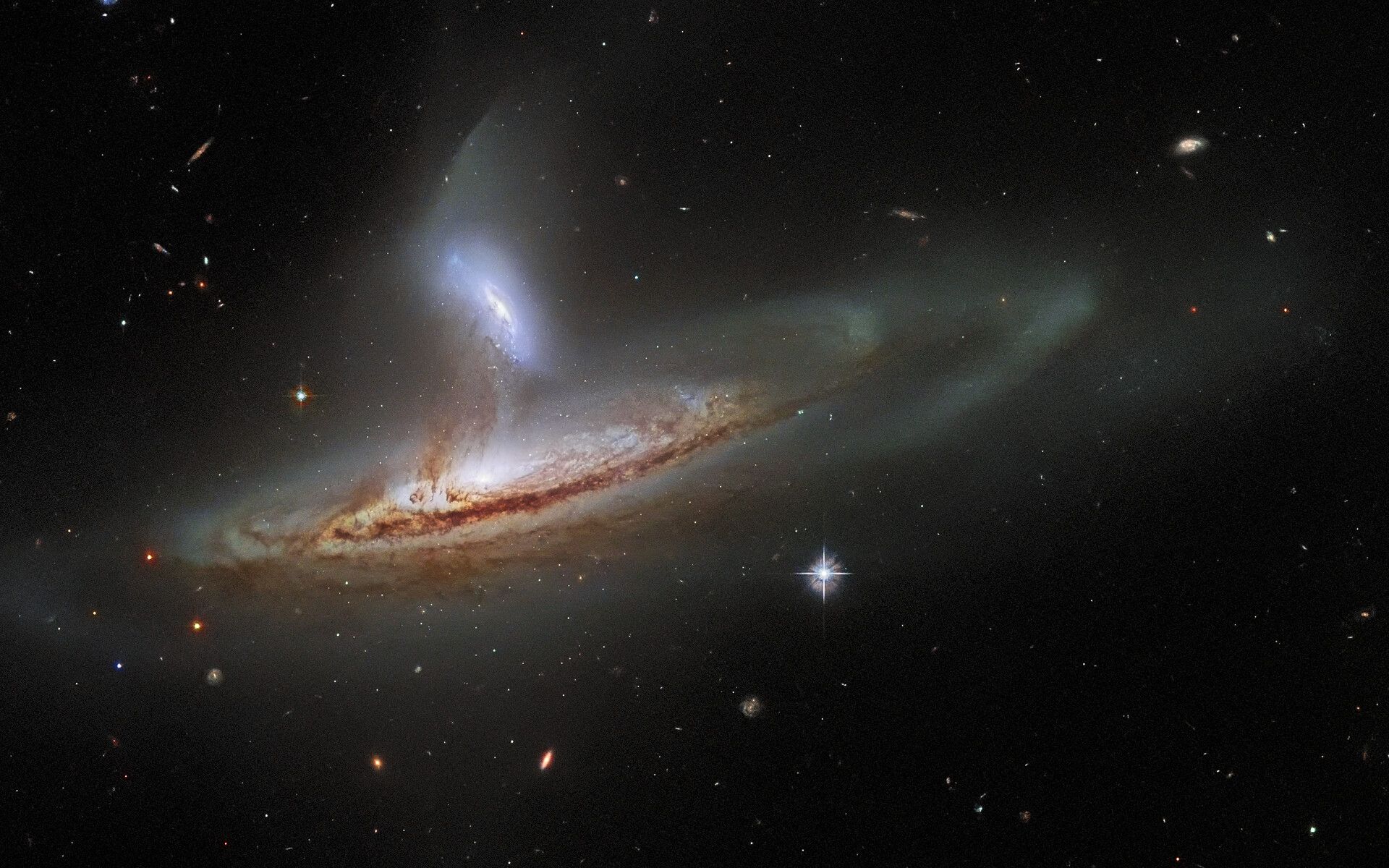 O imagine fantastică făcută de Telescopul Hubble arată interacțiunea ...