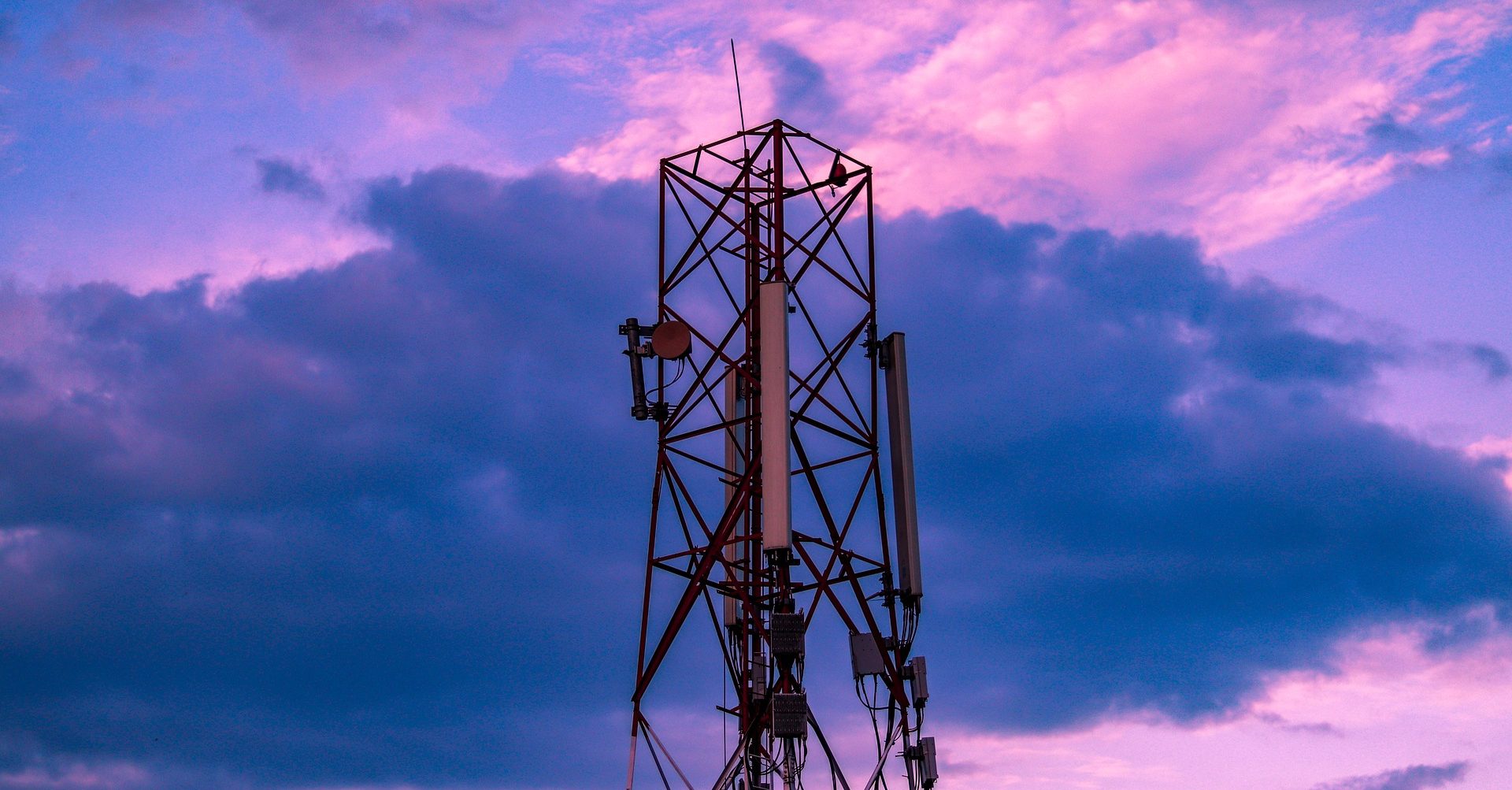 O companie de telecomunicaţii, prezentă și în România, îşi schimbă logoul