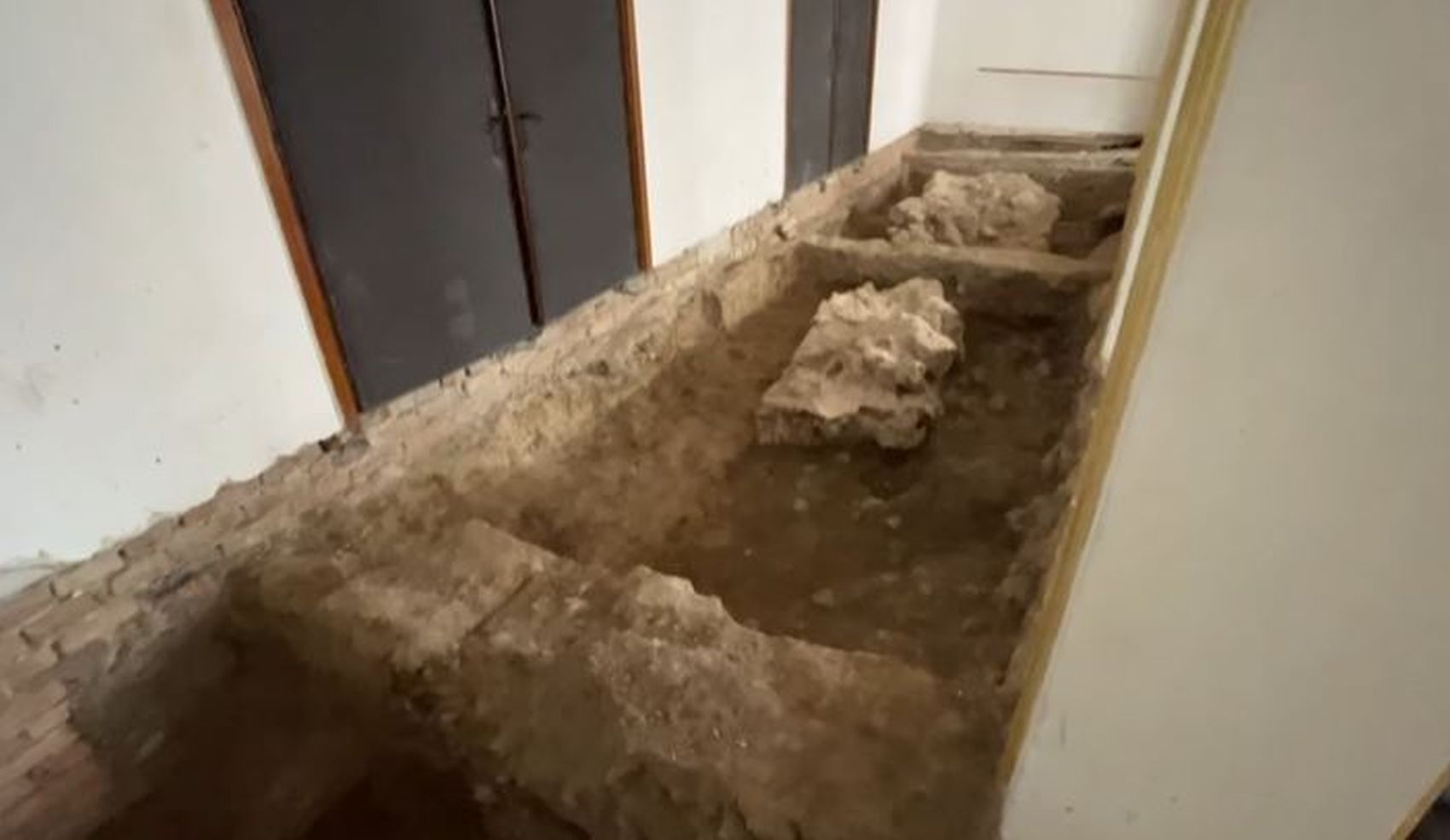 Zidul cetății Tomis, descoperit în timpul lucrărilor la Teatrul de Stat ...