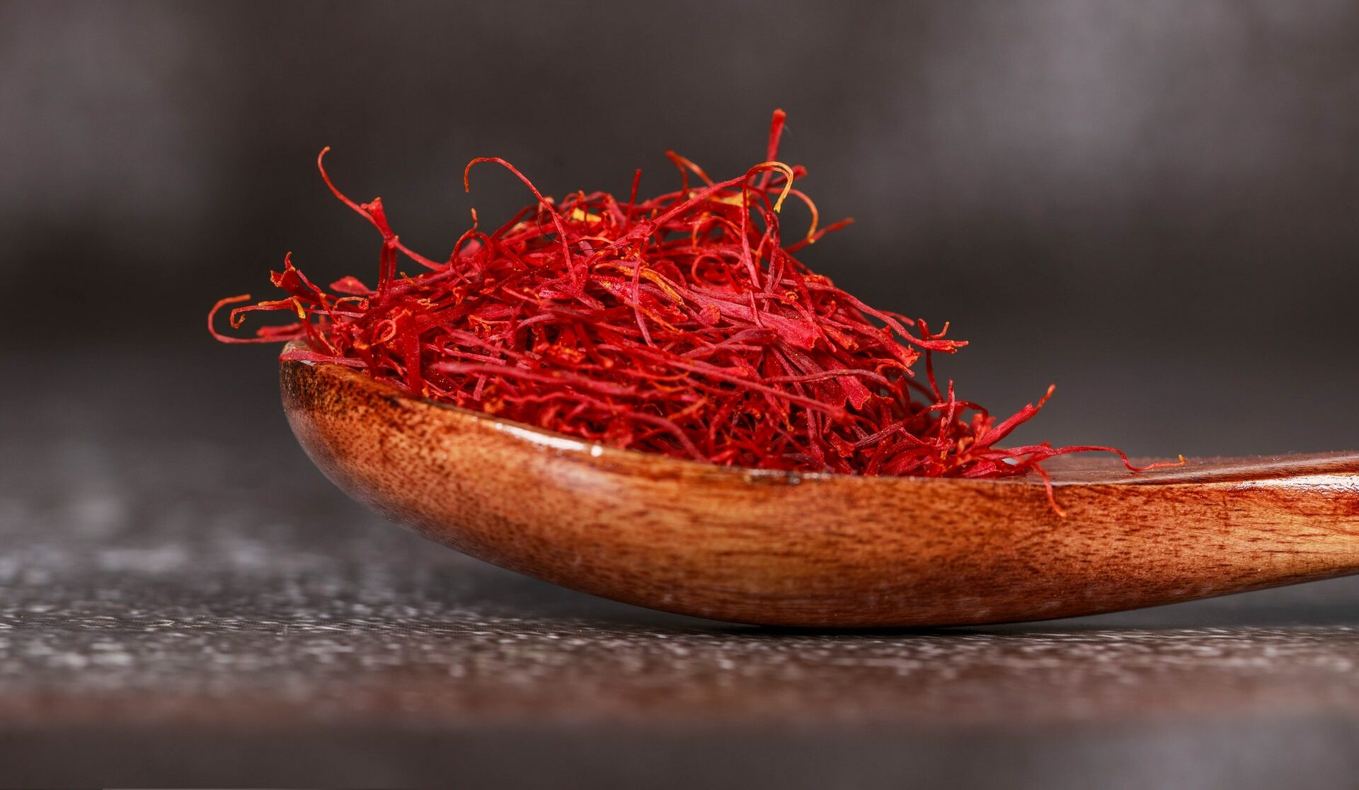 Șofranul, cel mai scump condiment din lume, a fost domesticit pentru ...