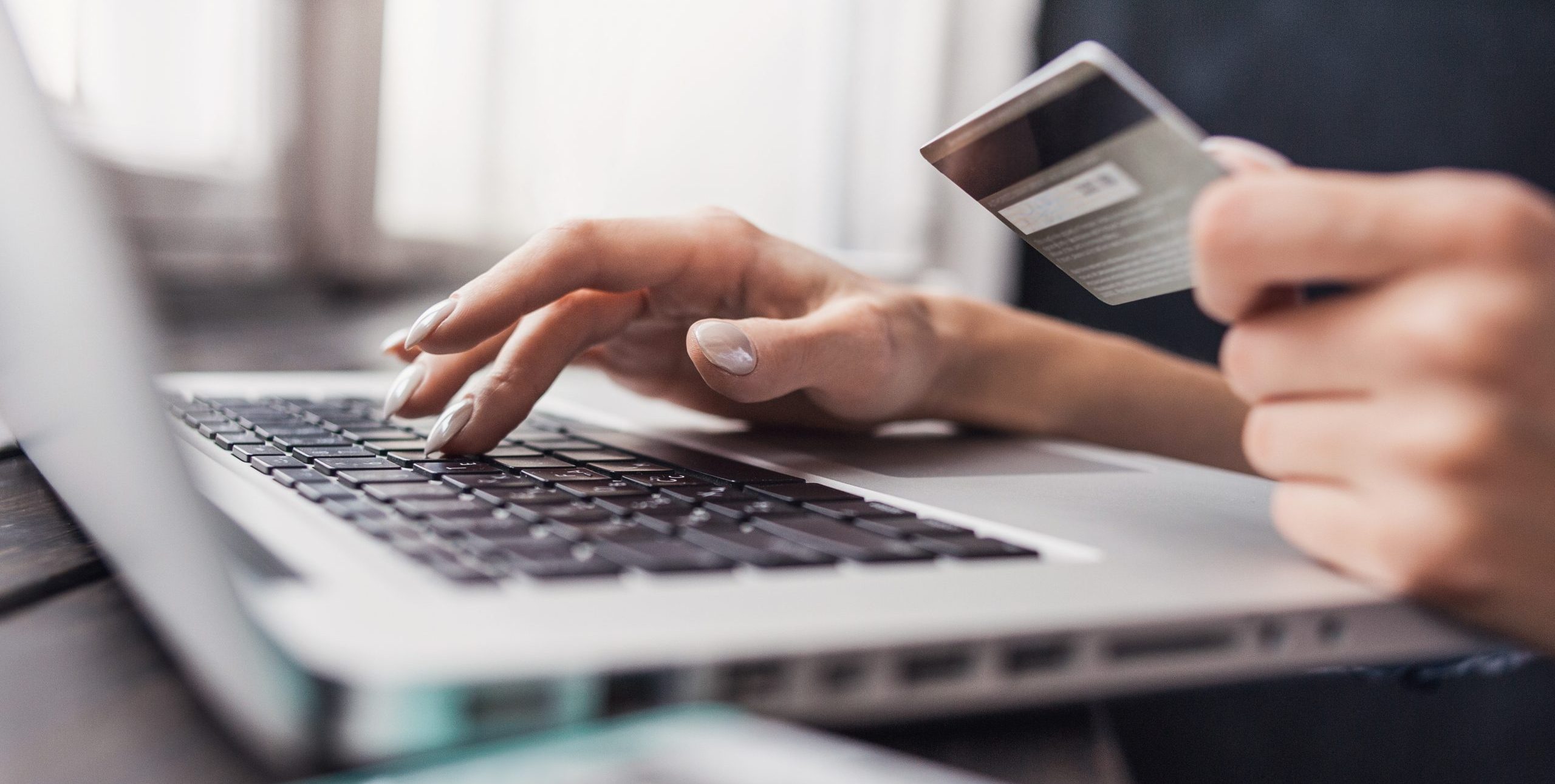 Românii și-au temperat achizițiile online în urma începerii ...