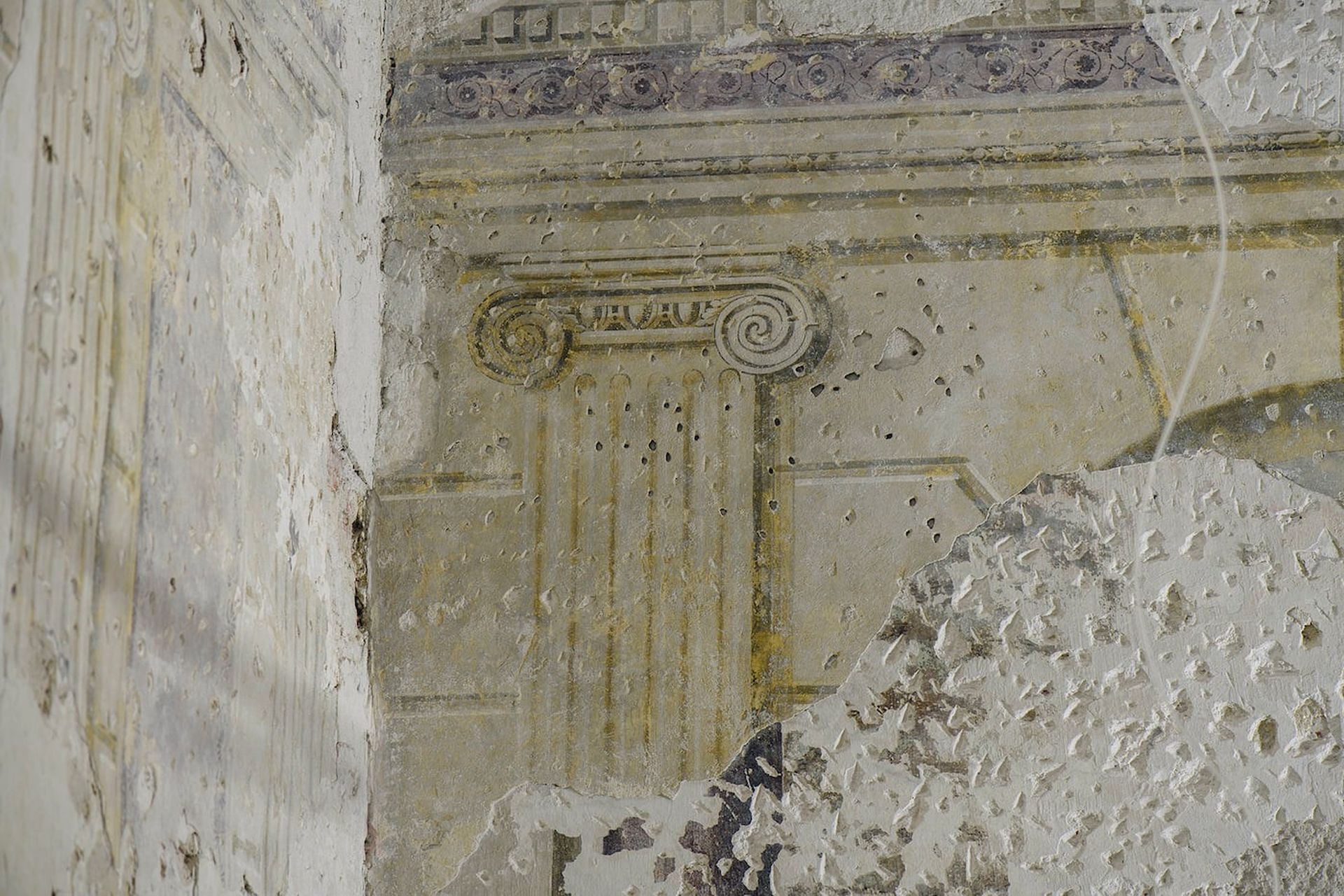 Picturi murale policrome din secolul al XVII-lea au fost găsite într-un ...