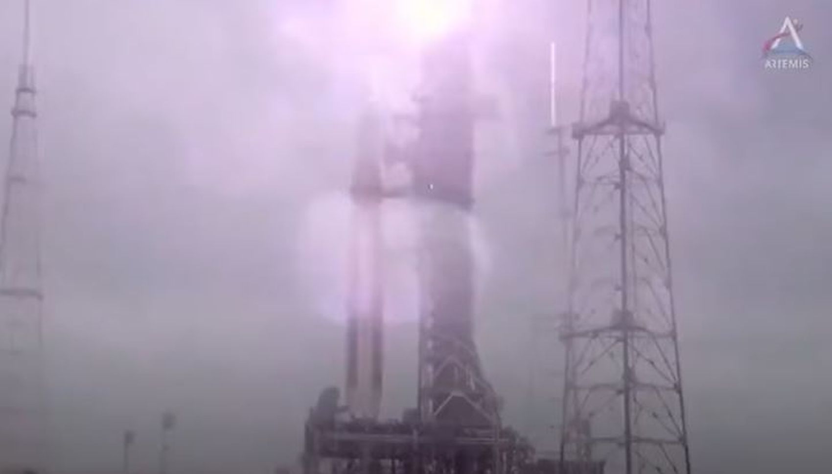 Imagini dramatice. Megaracheta de la NASA, lovită de trăsnet chiar pe ...