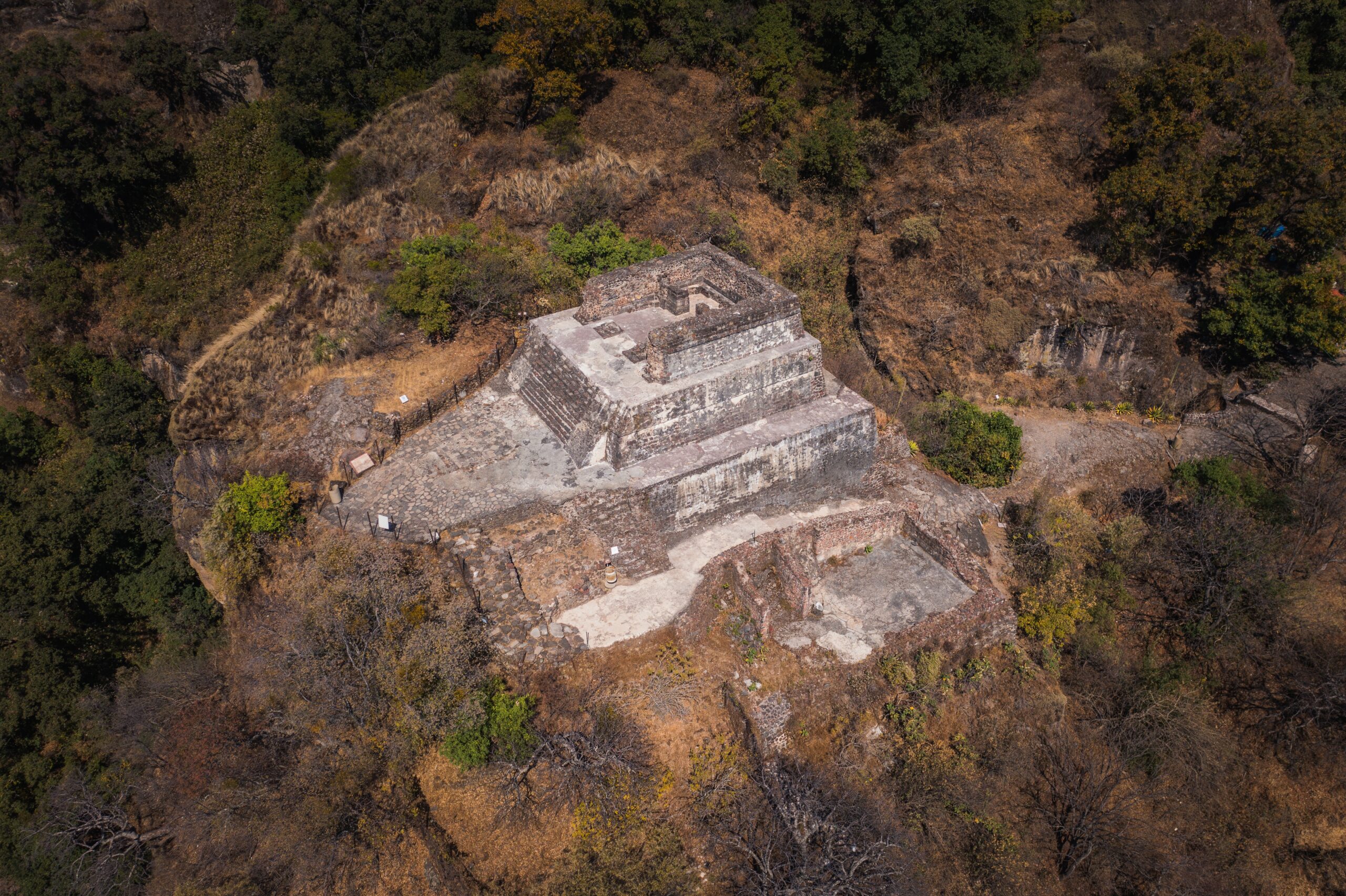 El Tepozteco, templul iepurelui aztec, abandonat și ars până la temelii
