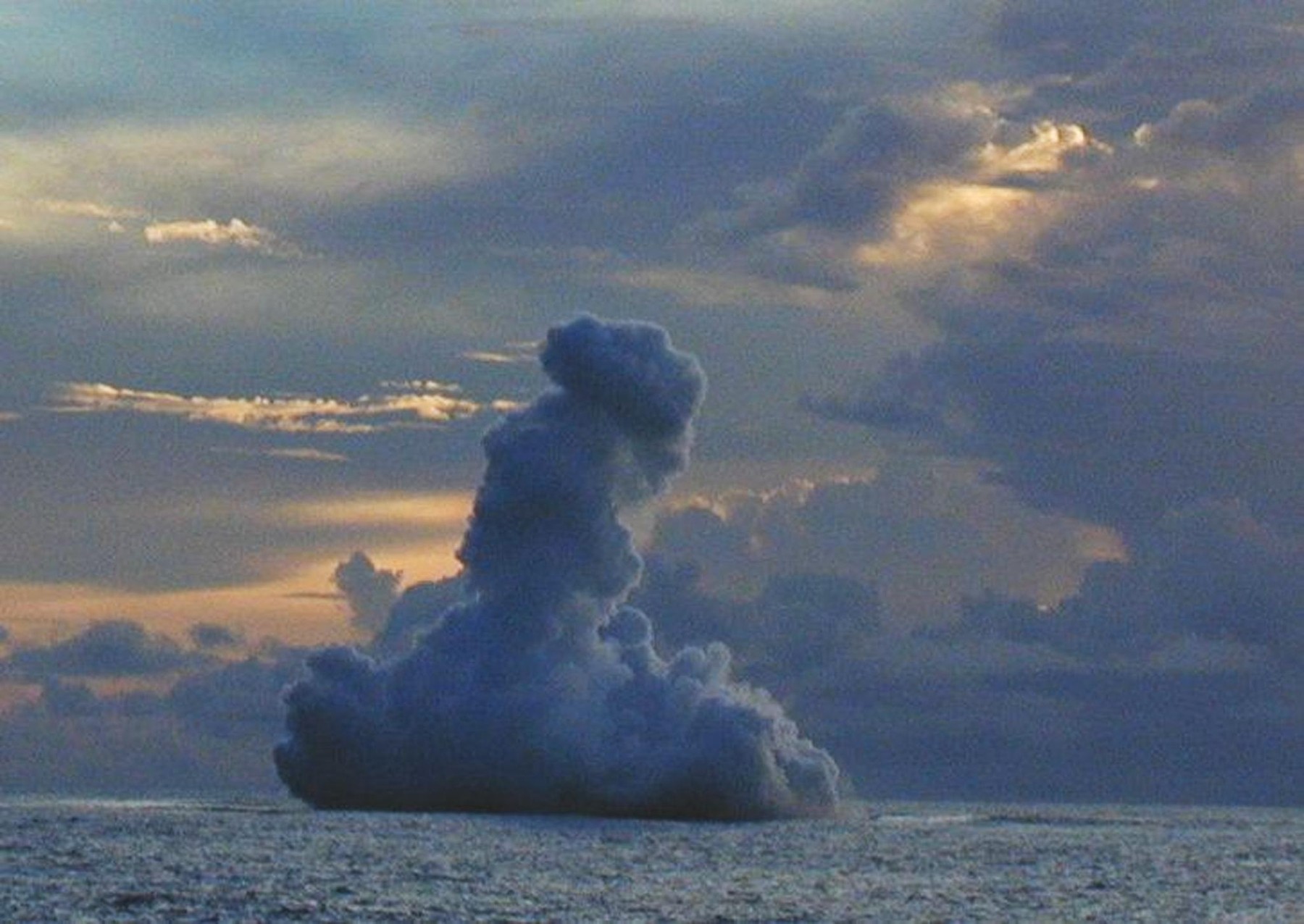 NASA a surprins erupția unui vulcan subacvatic, unde rechini mutanți ...