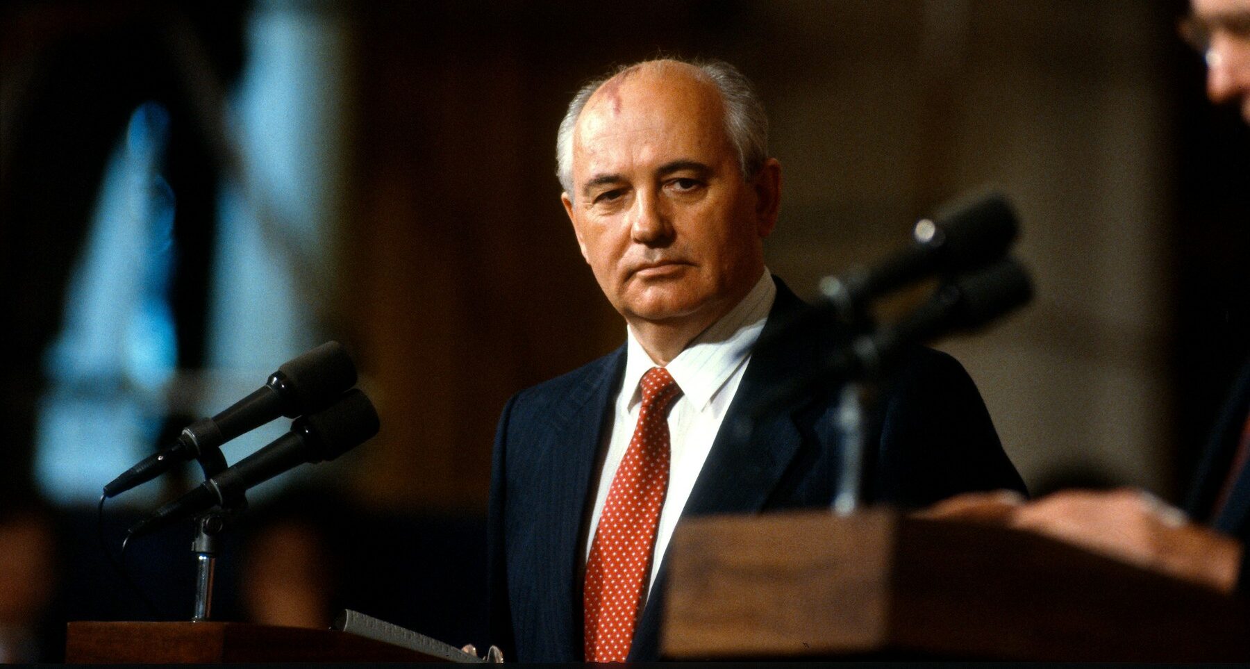 Mihail Gorbaciov, iubit de Occident, dar detestat de propria sa țară