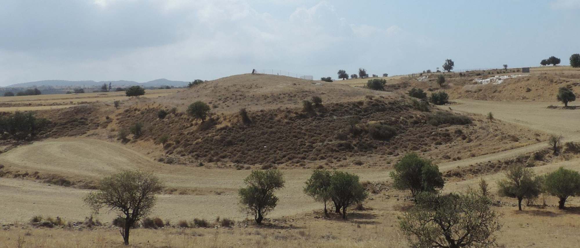 O cetate ascunsă, descoperită sub o movilă funerară din Cipru