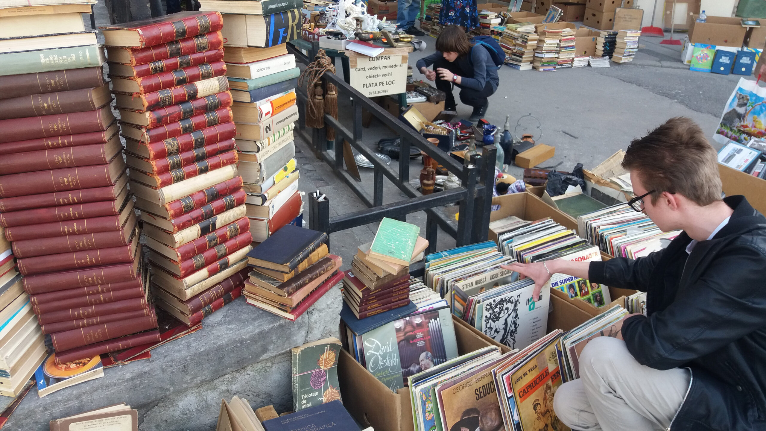 Câți români mai împrumută cărți de la bibliotecă? Mai puține spectacole ...