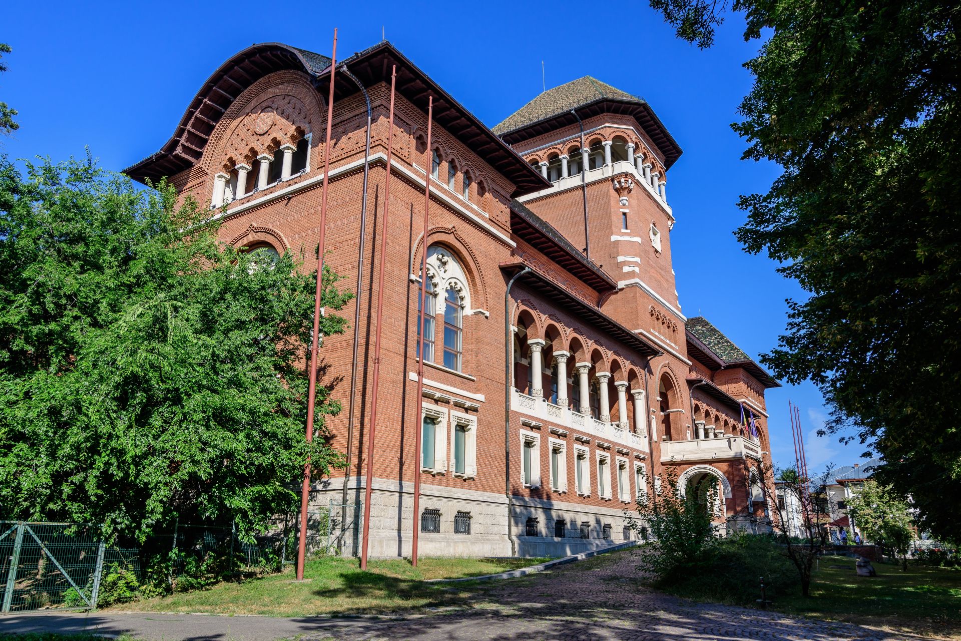 Piese de tezaur de la muzeele din țară, aduse la o expoziție de la ...