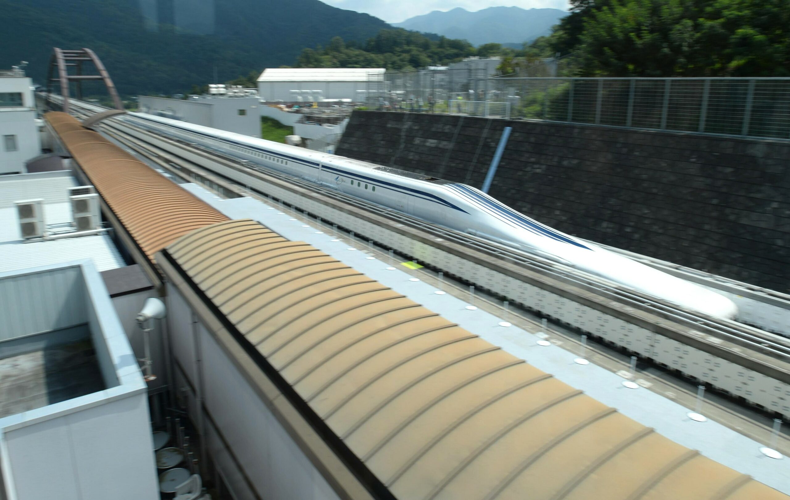 Cum arată cel mai rapid tren din lume? Atinge 500 de km/h!