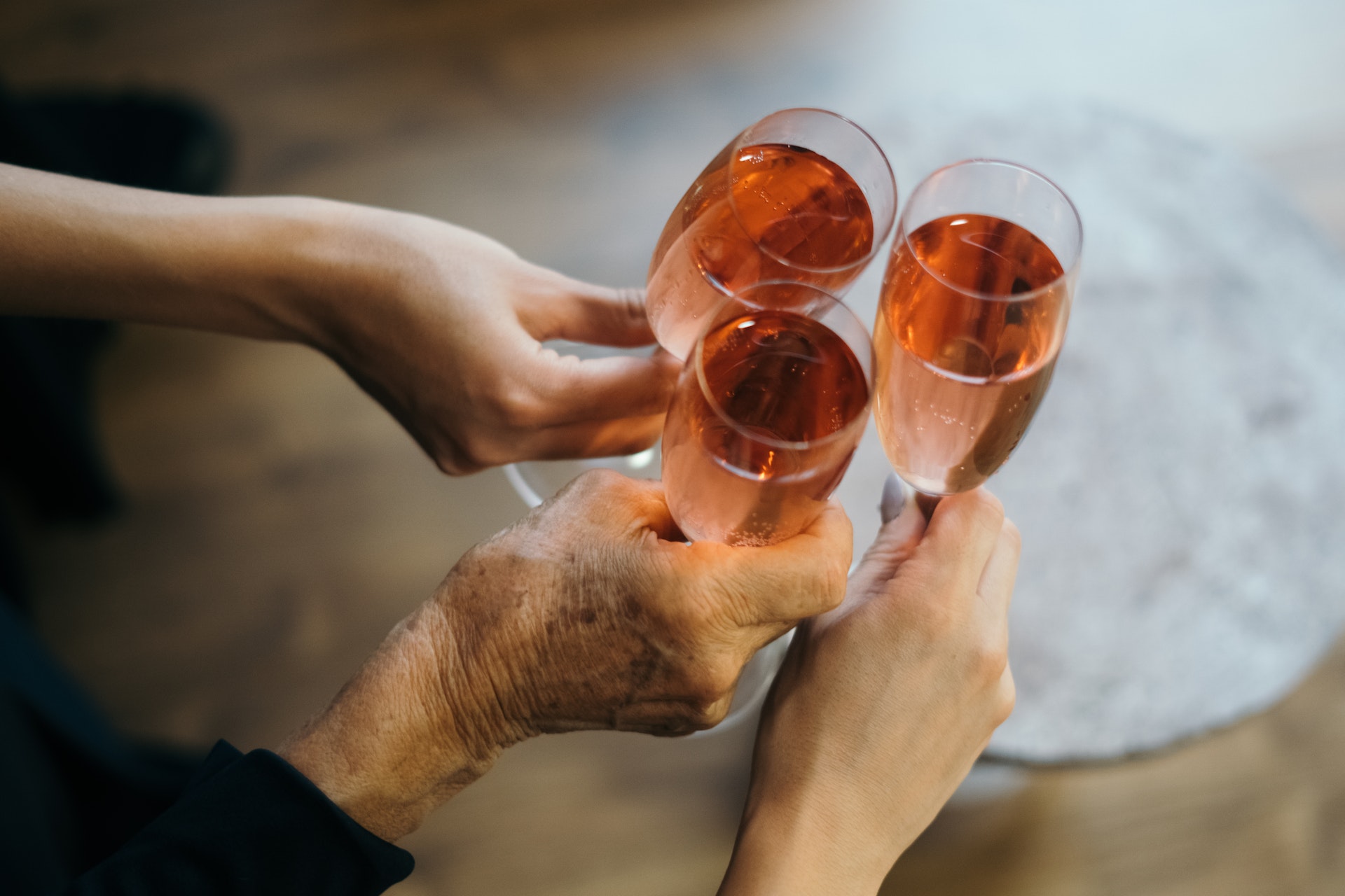 Ce medicamente nu trebuie să combini cu alcool? Iată riscurile!