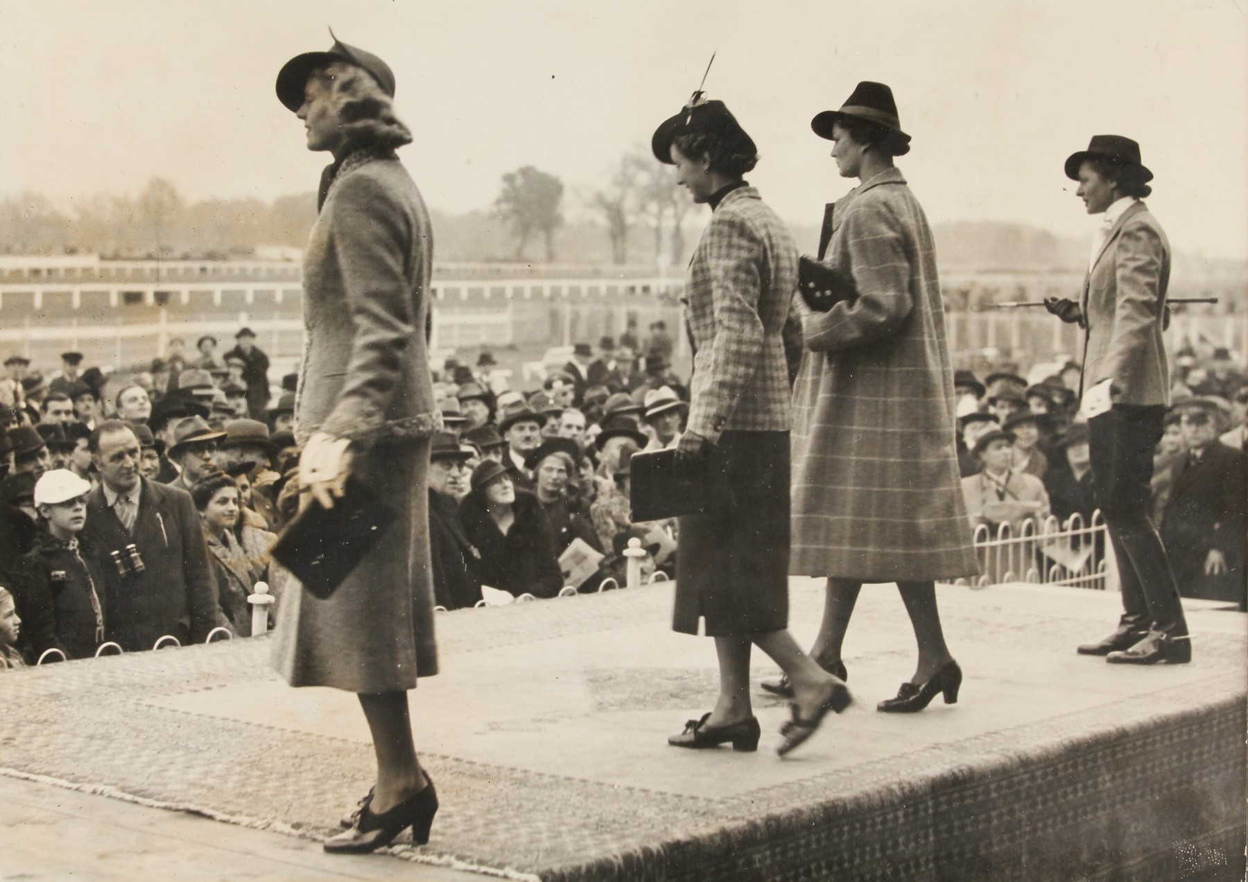 Cum trebuiau să se îmbrace femeile în iarna anului 1930 pentru a fi la ...