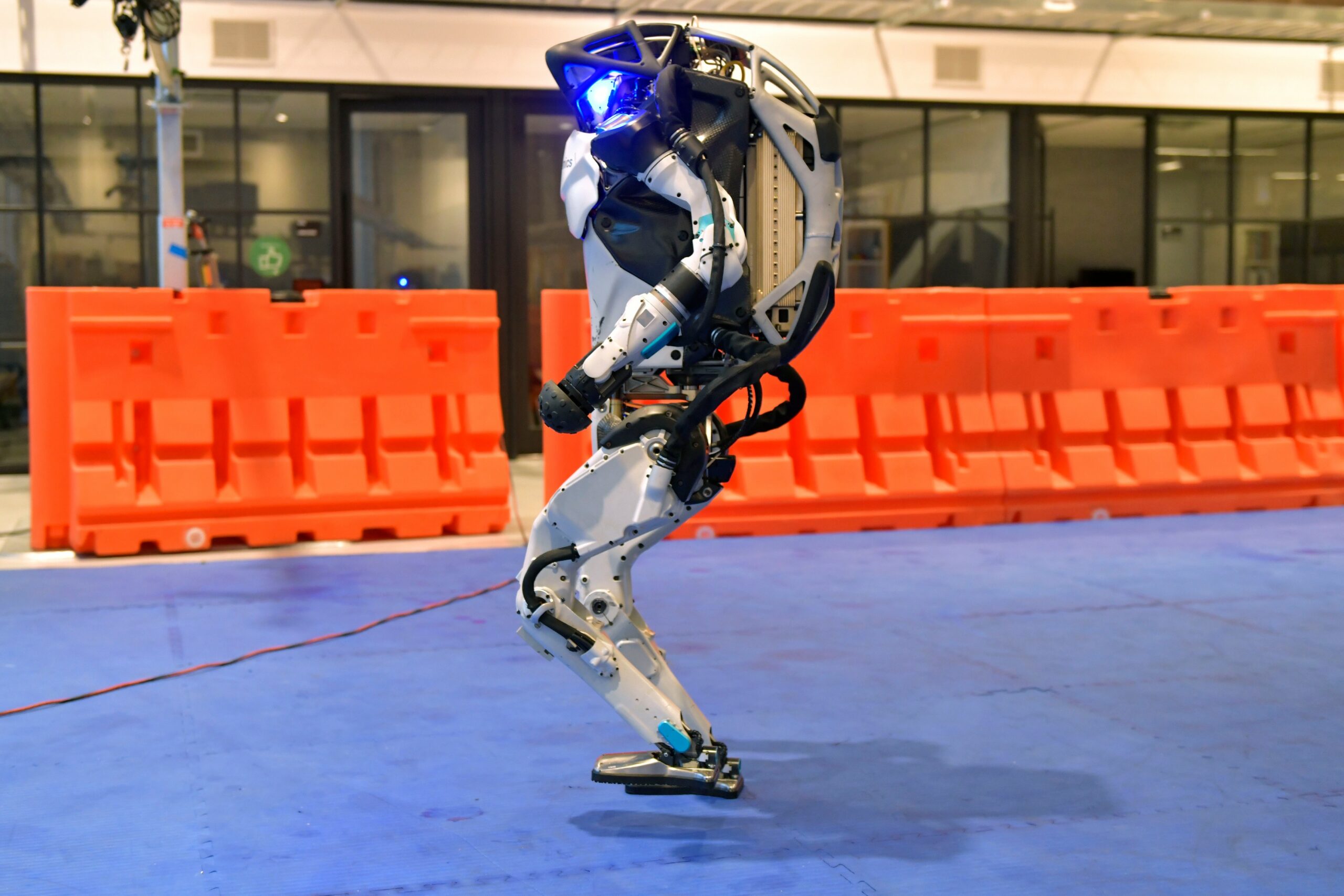 Noi imagini de la Boston Dynamics arată robotul Atlas în timp ce ajută ...