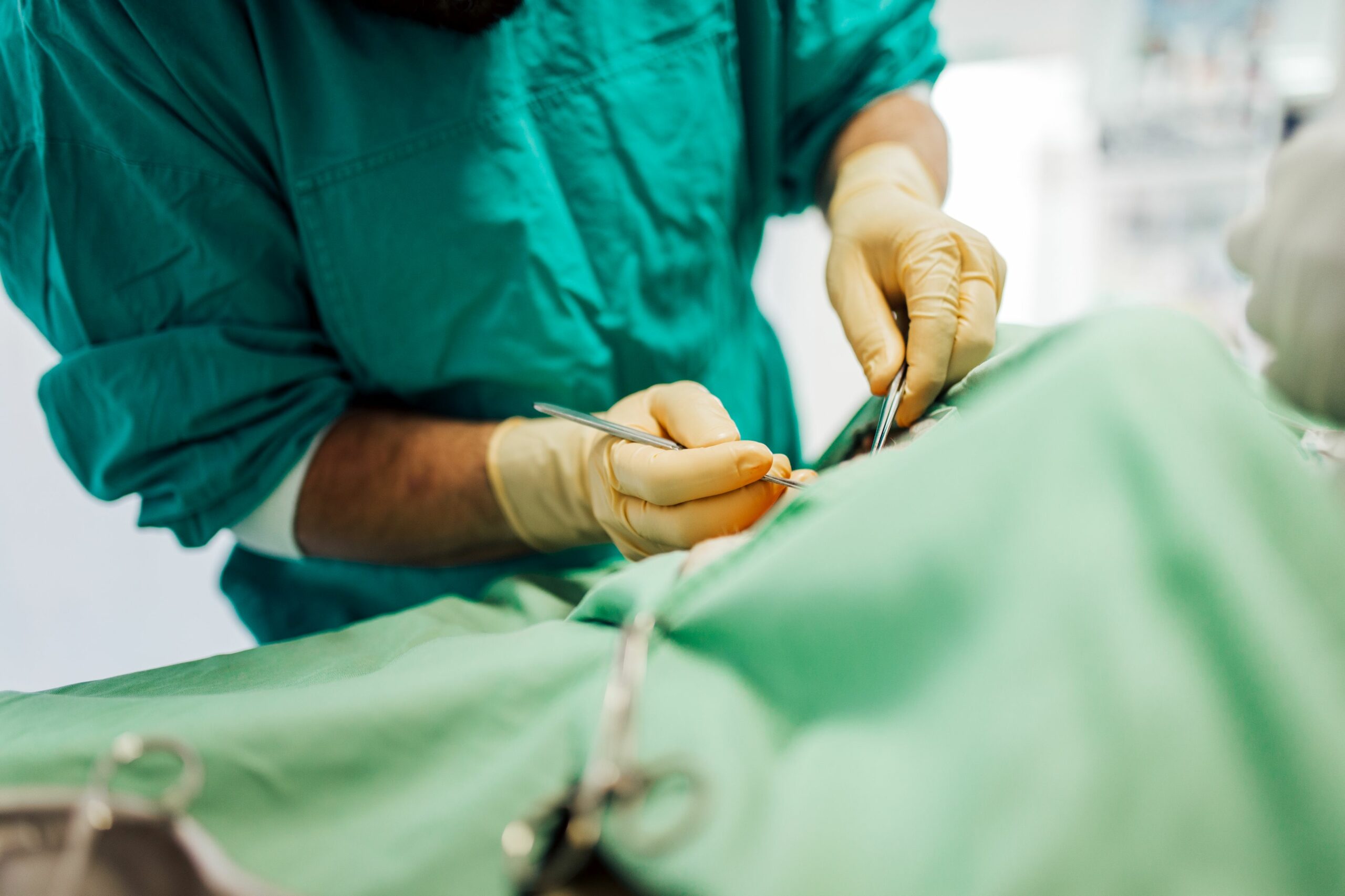 Un cuțit chirurgical care „miroase tumorile” poate detecta cancerul ...