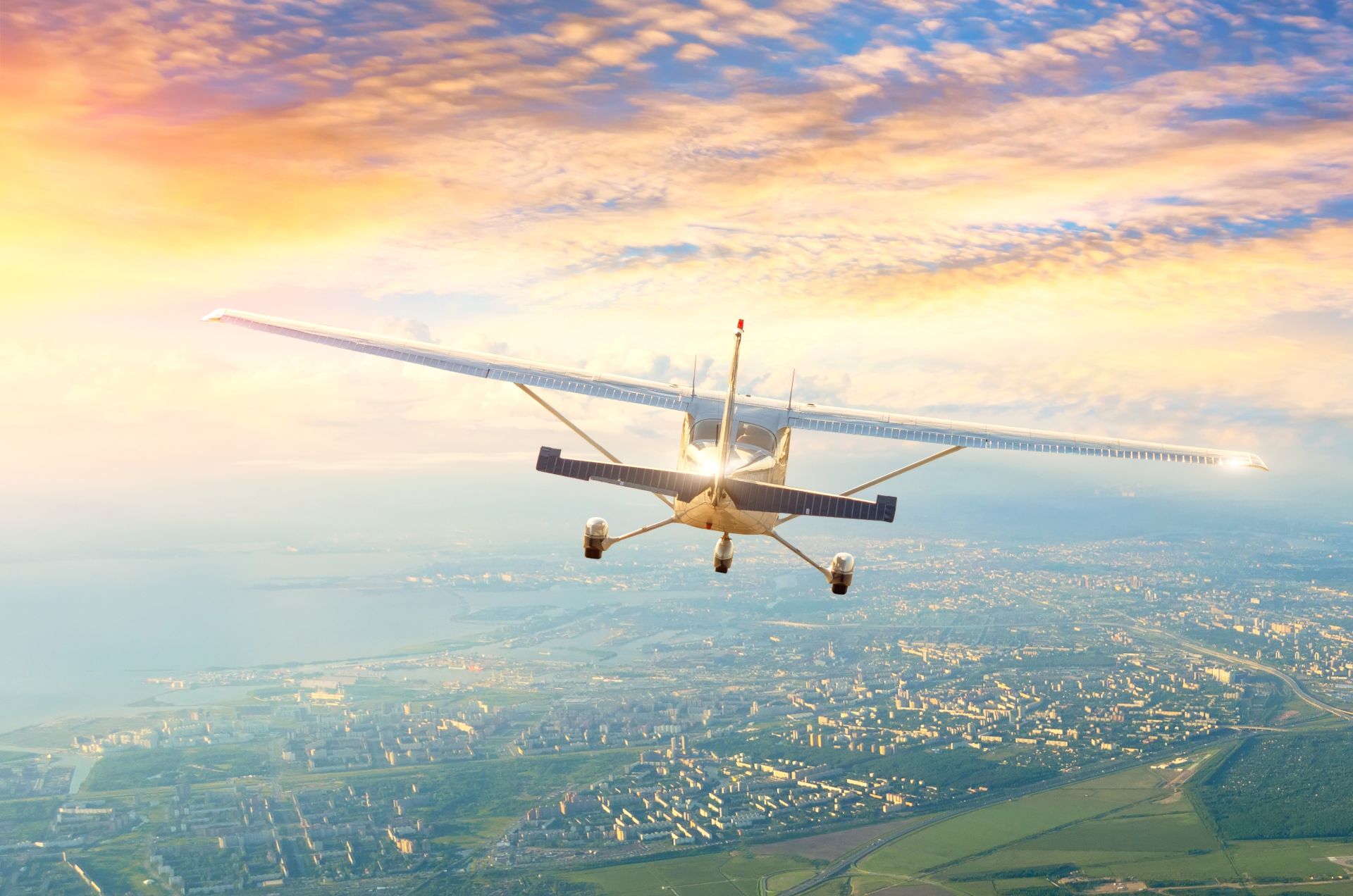 Familia din Canada care călătorește în jurul lumii cu propriul avion mic