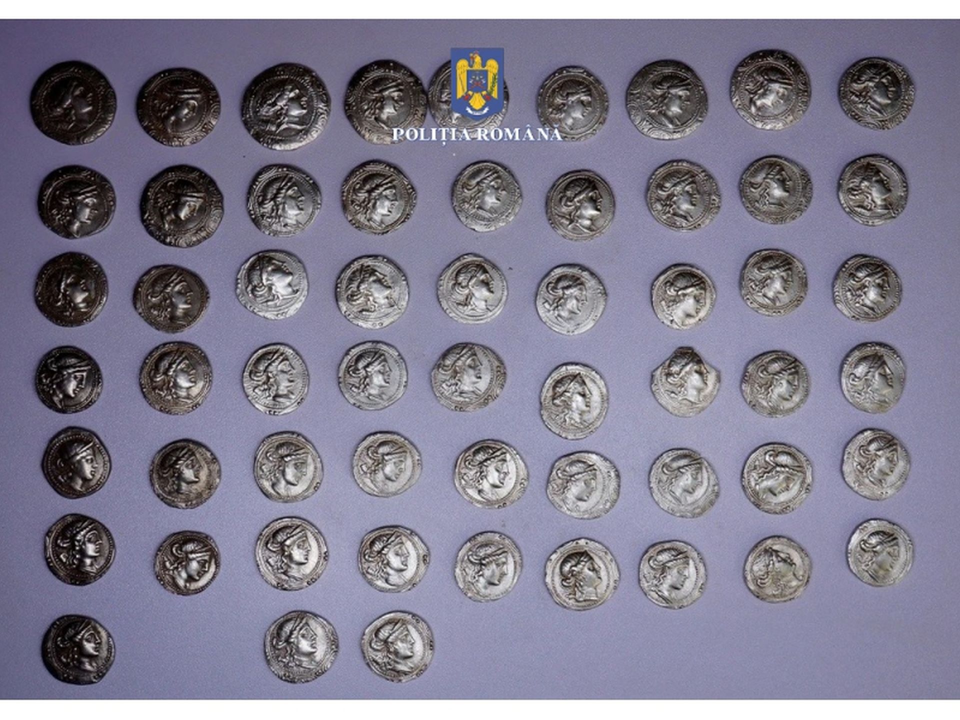 Artefacte romane și monede dacice, recuperate și predate muzeelor din ...